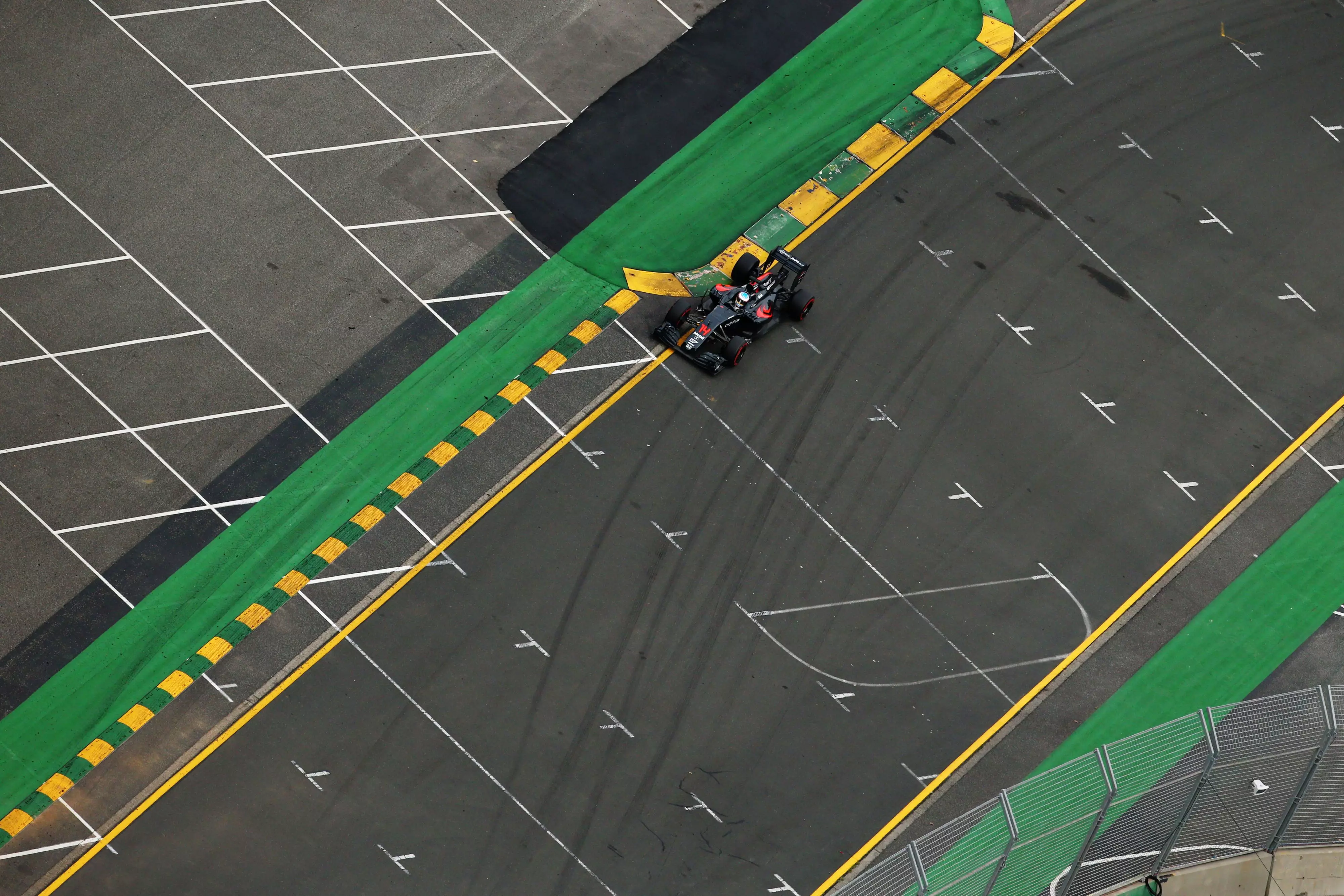 Green, Nzvimbo yemitambo, Mutsetse, Asphalt, Race track, Parallel, Urban design, Lane, Racing,