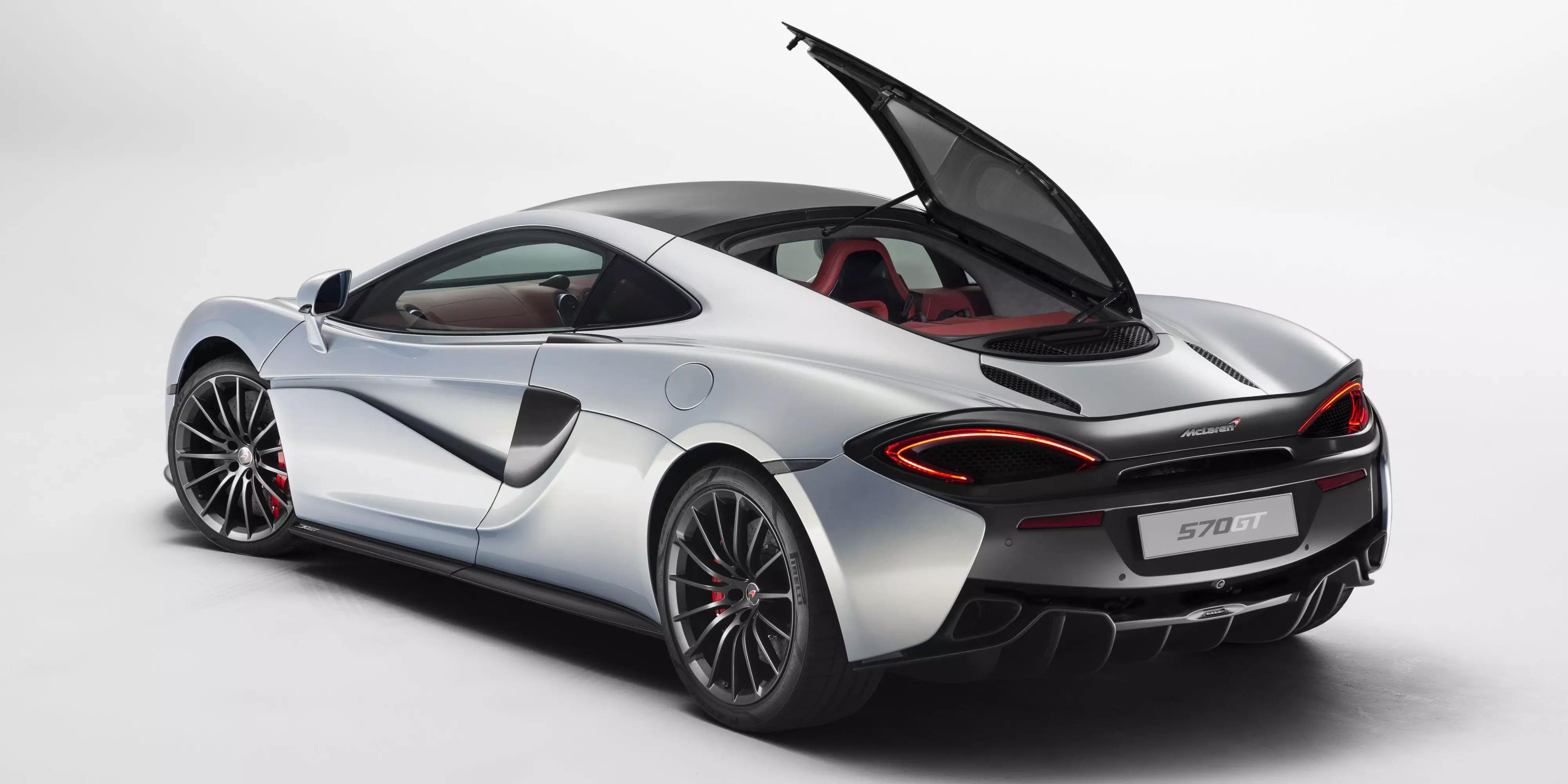 Paimkite puikų McLaren 570S, pridėkite stiklinį stogą ir didelį stiklinį liuką ir turėsite 570GT – McLaren, puikiai tinkantį didingoms kelionėms. Nekantraujame juo vairuoti.