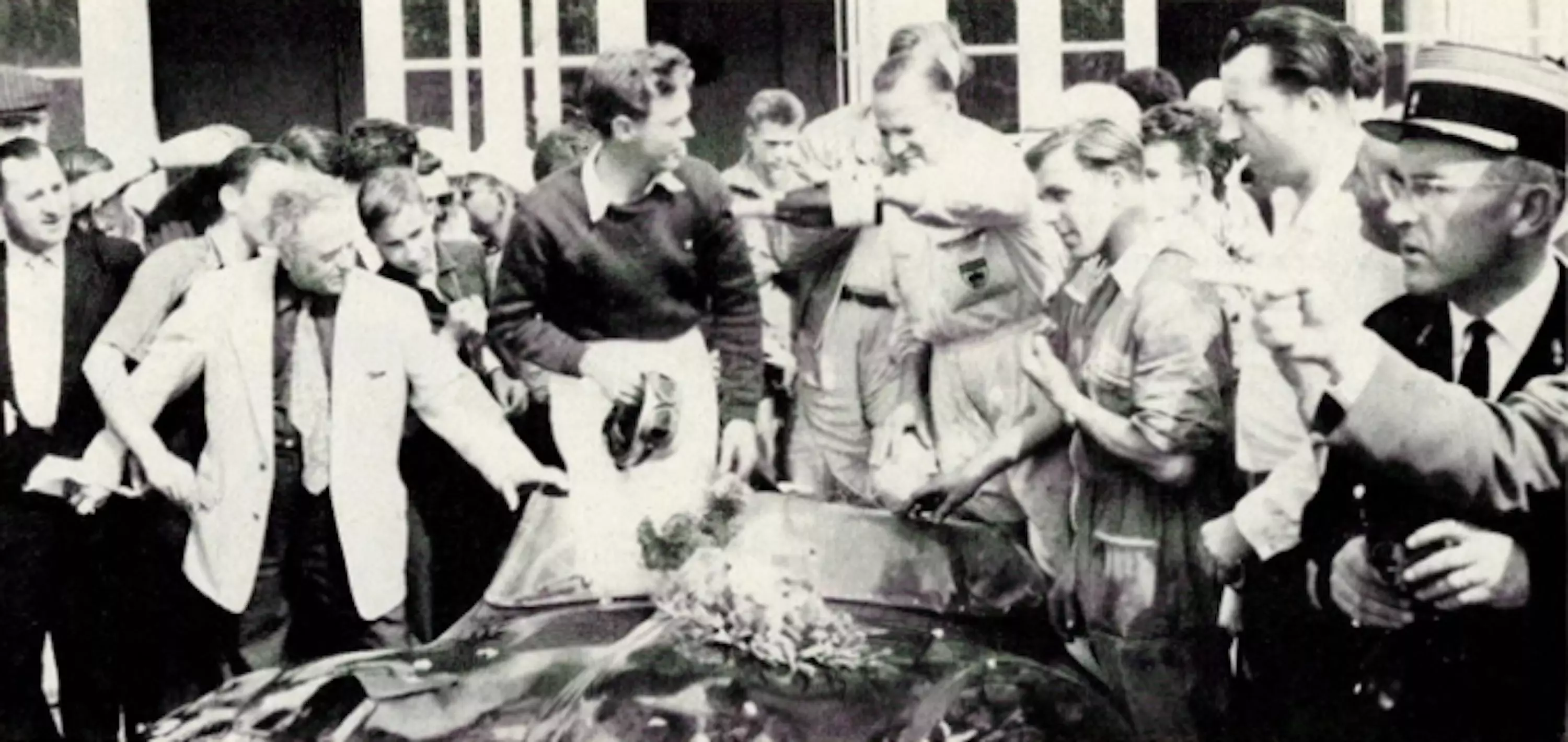 ecurie ecosse d type at le mans ka 1957 driver ron flockhart o eme ka koloing ha chief mechanic wilkie wilkinson a tshela champagne co driver ivor bueb is behind wilkie