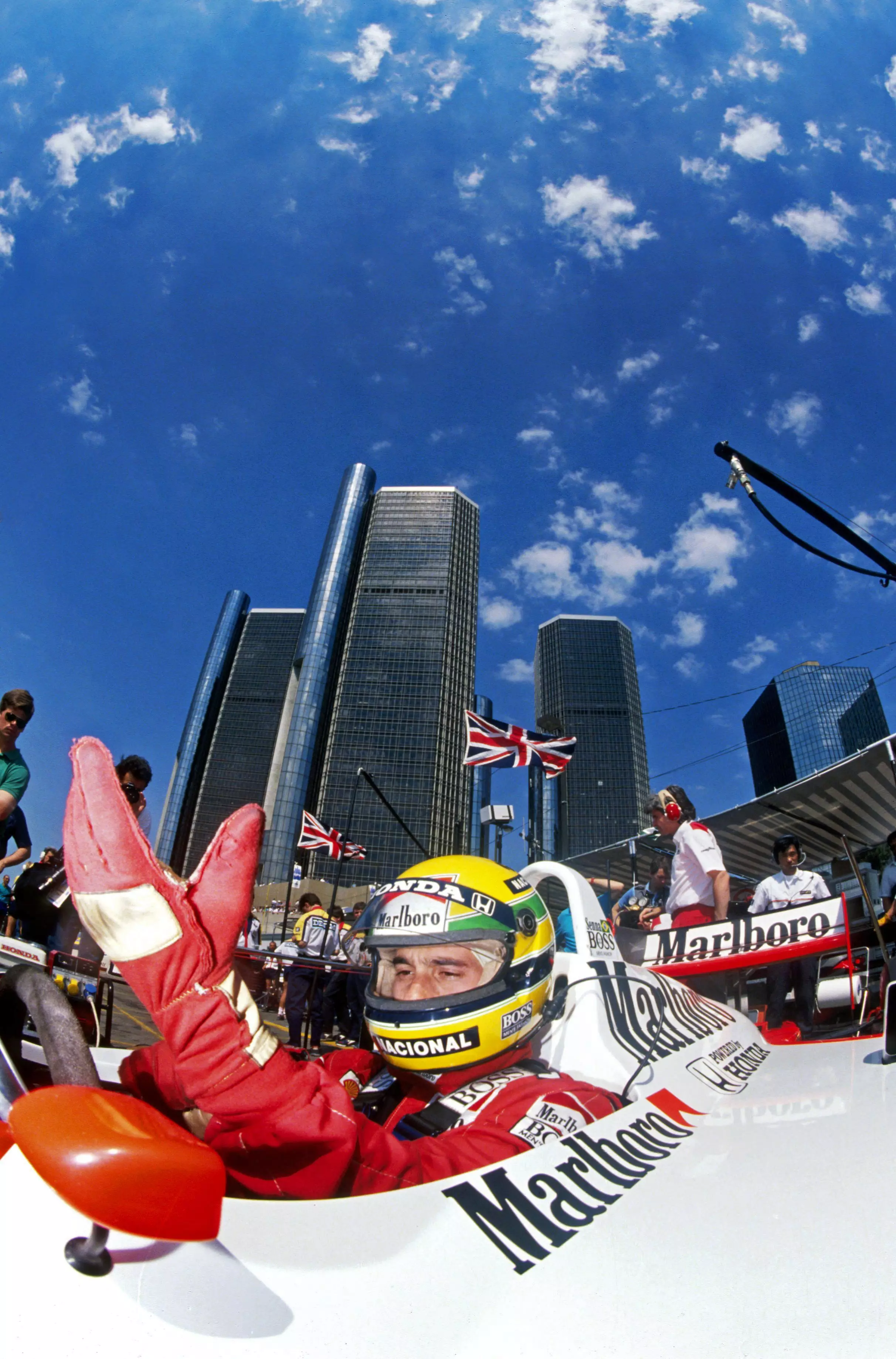 el ganador de la carrera ayrton senna bra mclaren mp44 se prepara para salir al circuito gran premio de estados unidos, detroit, estados unidos, 19 de junio de 1988