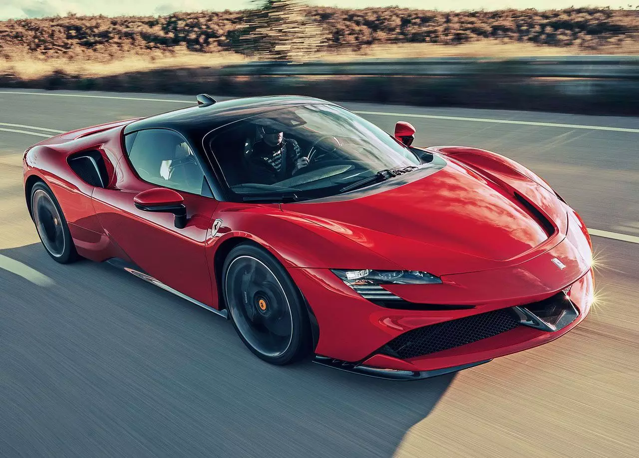 La Ferrari SF90 Estas Ĉio Pri Efikeco, Ne Engaĝiĝo