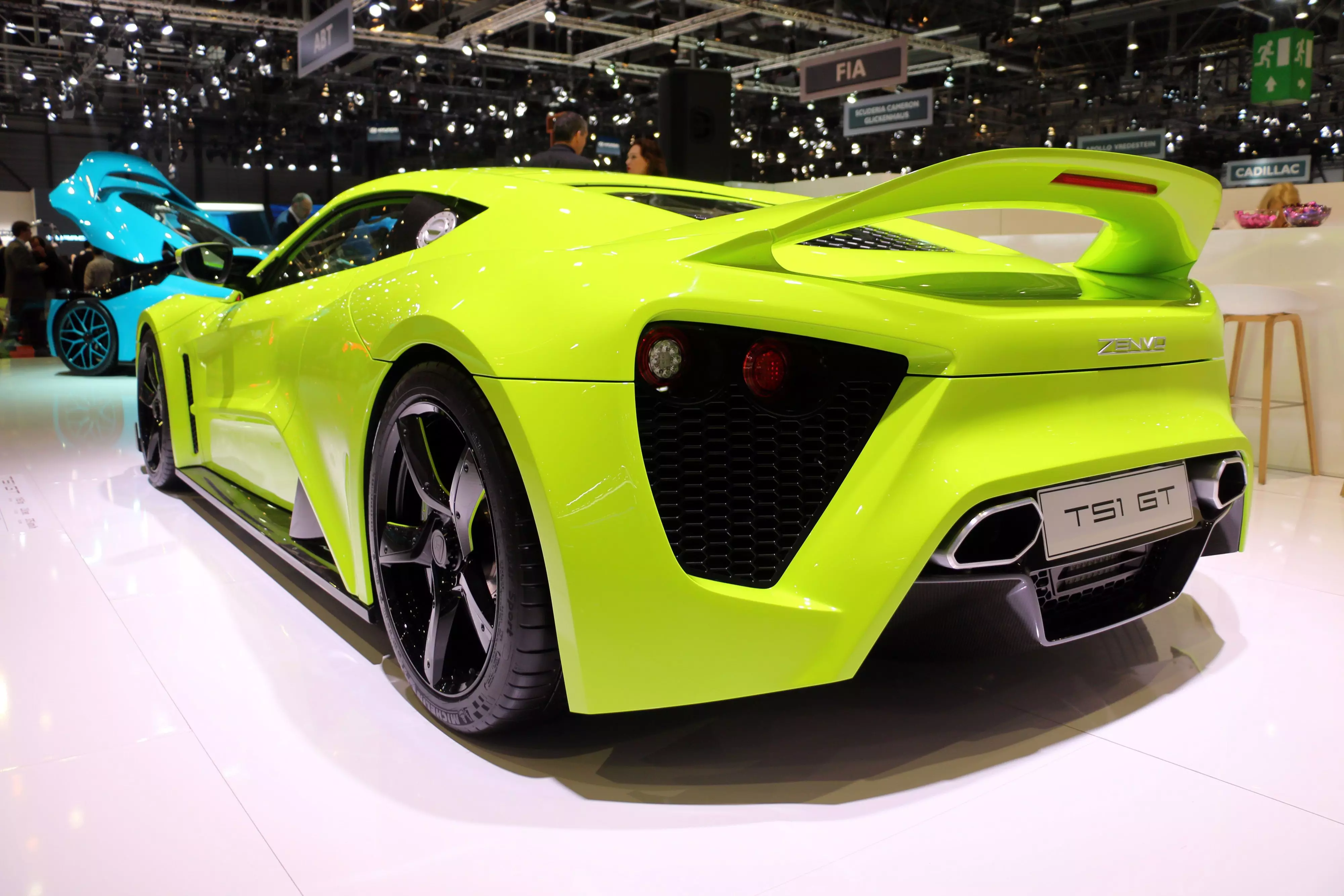 Salakyanan sa yuta, Salakyanan, Kotse, Sports car, Supercar, Automotive design, Yellow, Auto show, Zenvo ST, Performance car,