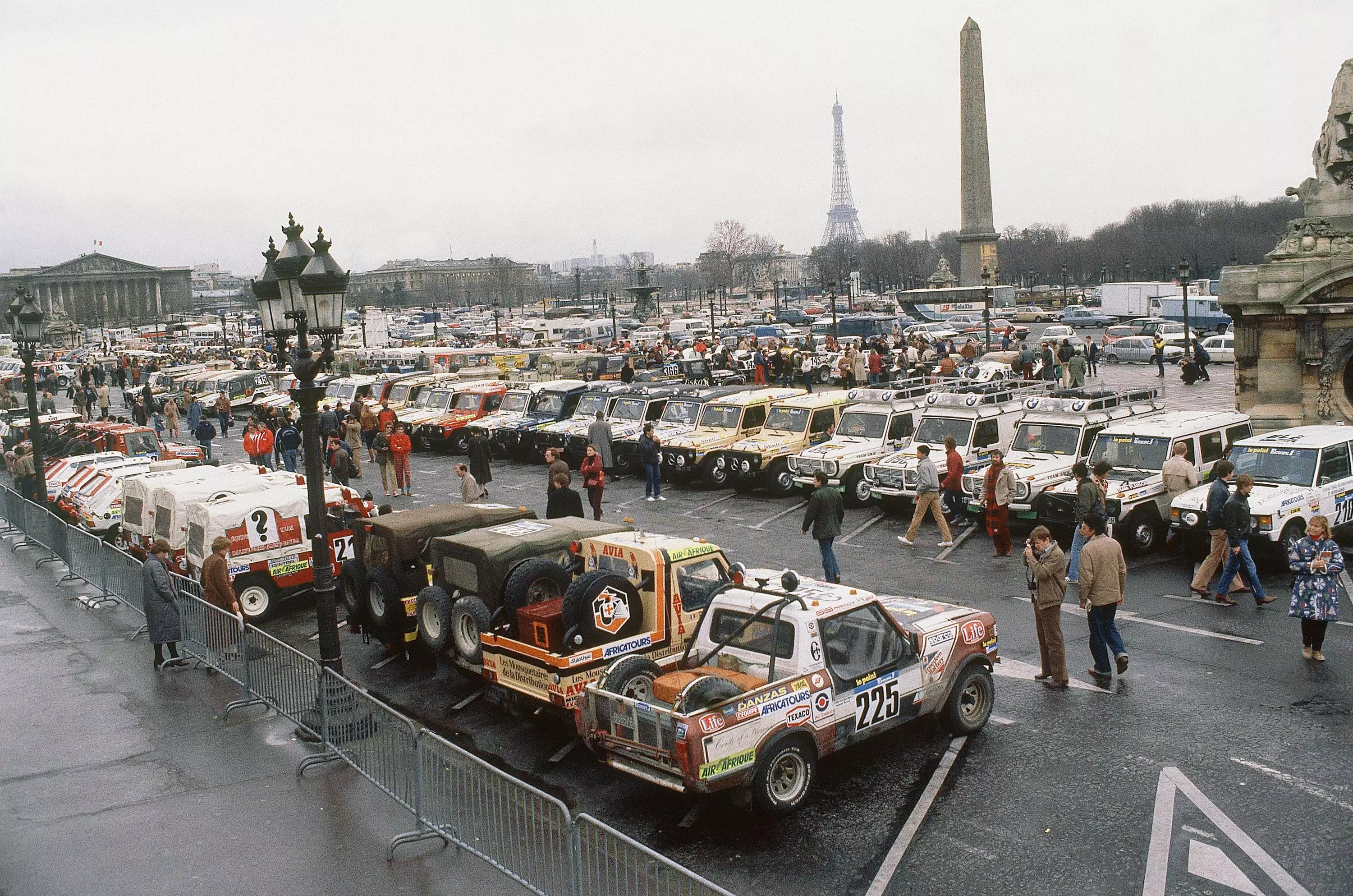 pom dav dav ntawm qhov chaw de la concorde hauv paris thaum Lub Ib Hlis 1, 1982, ua ntej pib ntawm 4th paris alger dakar rally nrog 129 lub tsheb kauj vab thiab 250 lub tsheb thiab tsheb thauj khoom ap photoalexis duclos