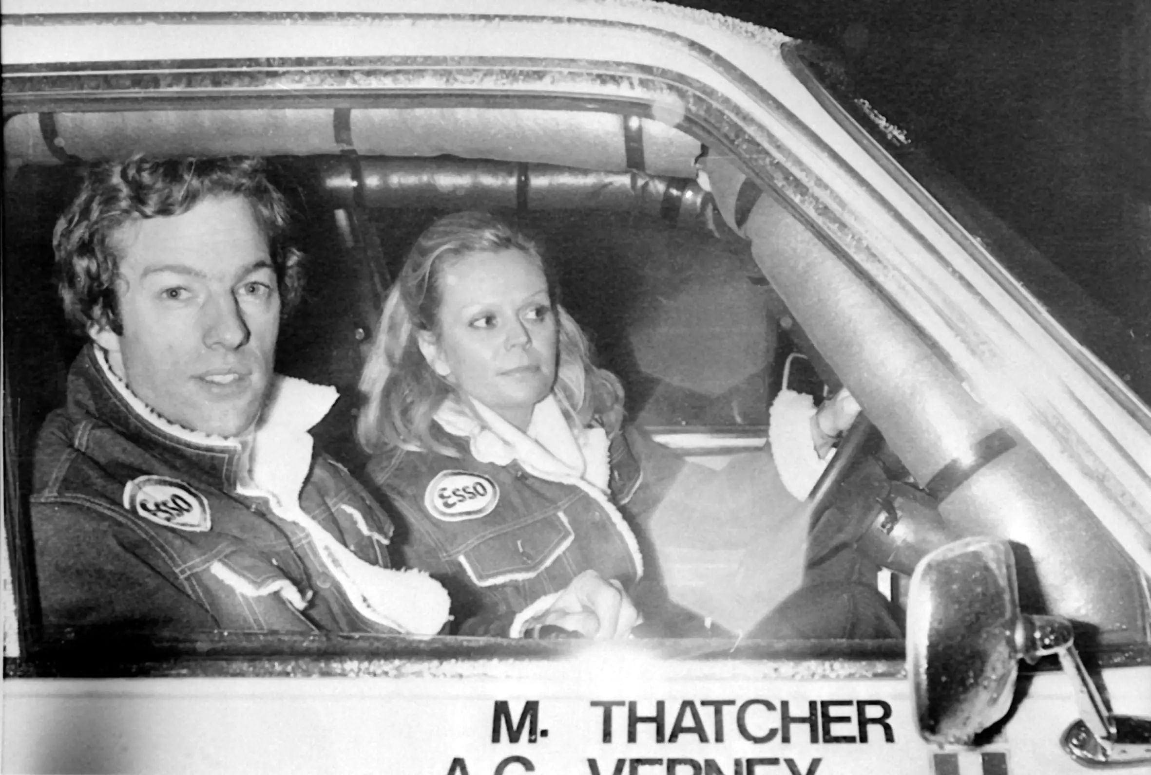 O primeiro ministro Margartet Thatchers, o seu fillo de 28 anos, e a súa compañeira de condución Charlotte Verney, saíndo de París o 30 de decembro ao comezo do rallye Parisdakar, no seu coche Peugeot está agora en marcha unha busca masiva aérea e terrestre do deserto do Sáhara mentres as tropas alxerinas intensificaron a busca de Mark, Charlotte e o seu mecánico que levan cinco días desaparecidos foto por pa images a través de Getty Images