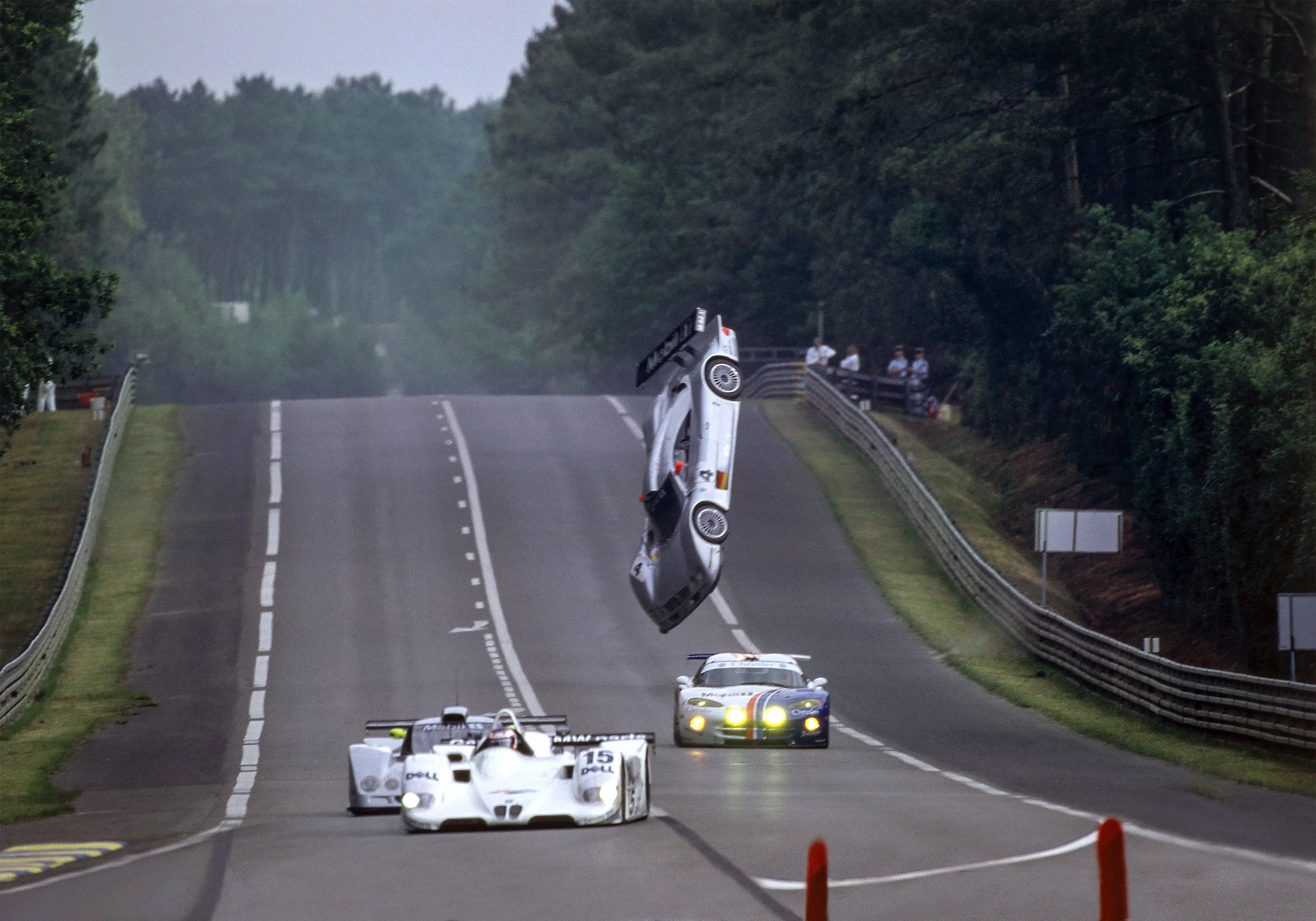 motorsport le mans 24 uur 1999 warm up 12061999 foto frederic le floc h dppi mark webber aus jean marc gounon fra marcel tiemann ger mercedes clr crash before mulsanne action