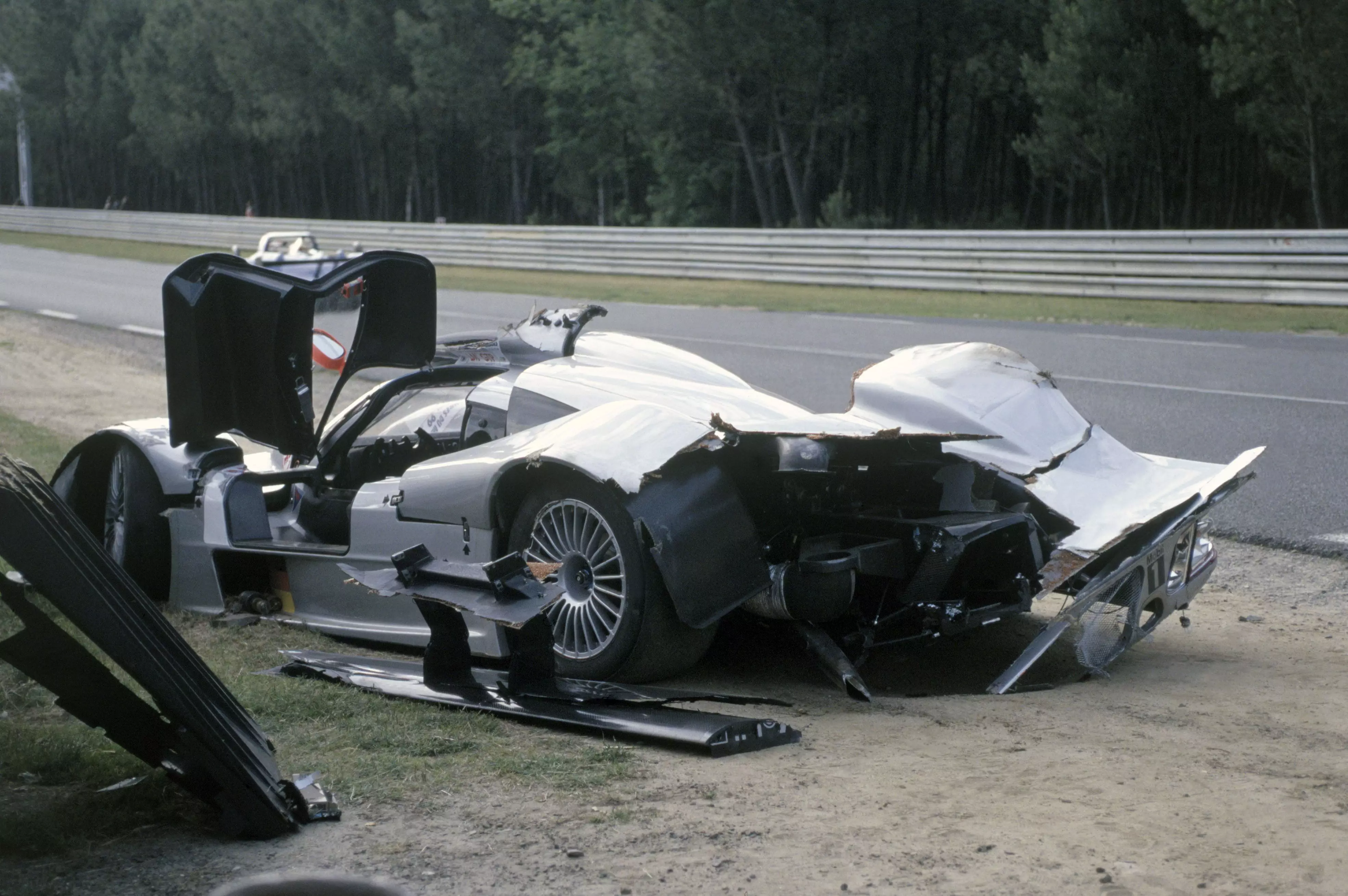 1999 le mans 24 hoursle mans, france 12th 13 june 1999jean marc gounonmarcel tiemannmark webber mercerdes clr, retired, actionworld kukopera jeff blondisat photographicref 99lm05