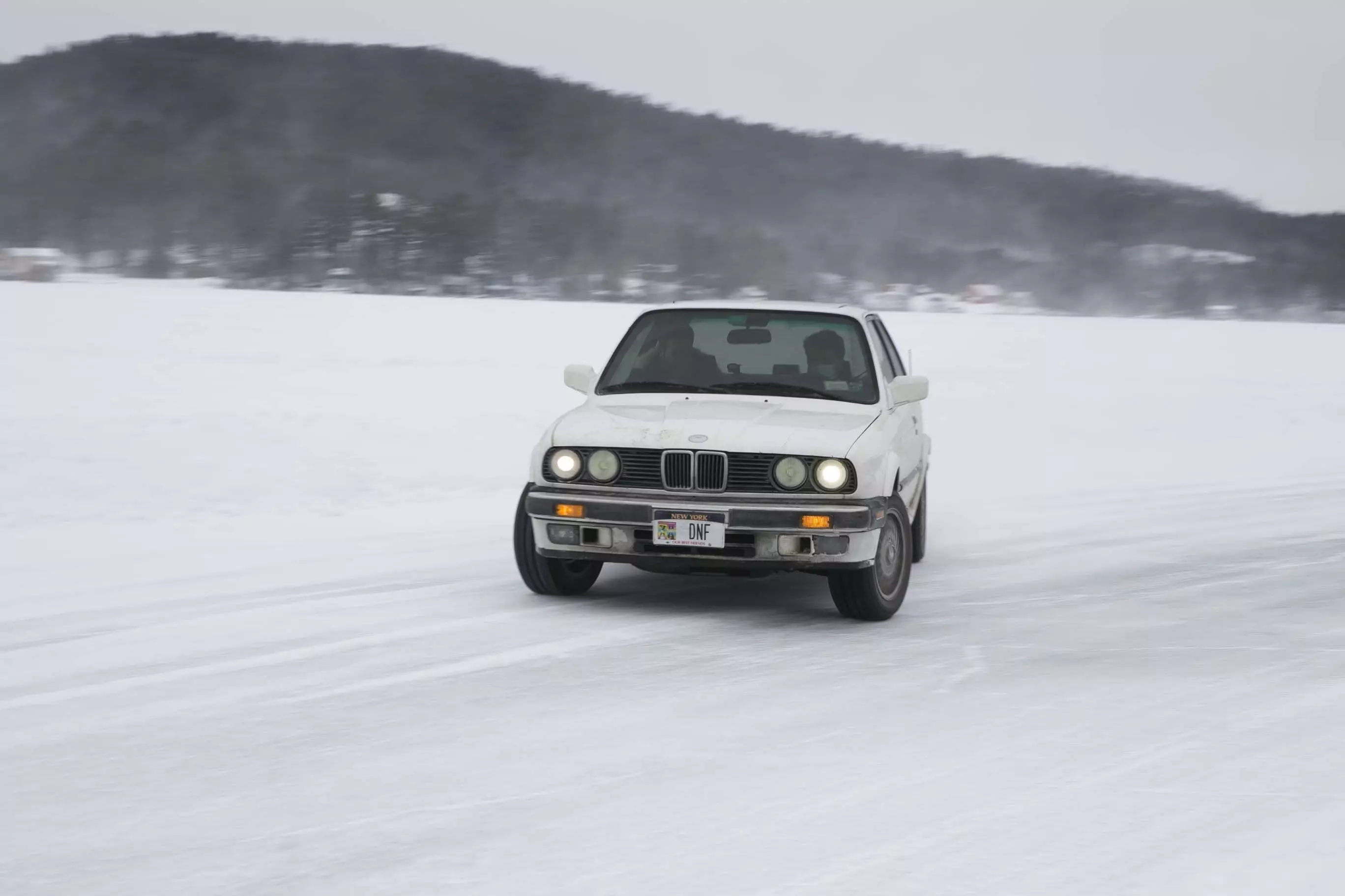 أخيرًا حصلت على سيارة مشروع BMW E30 الخاصة بي على الجليد لجلسة اللف