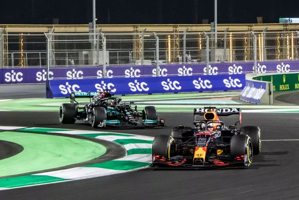Джидда, Саудовская Аравия, 5 декабря Макс Ферстаппен опережает Льюиса Гамильтона на финальном этапе гонки во время Гран-при Формулы-1 Саудовской Аравии, 5 декабря 2021 года в Джидде, Саудовская Аравия.