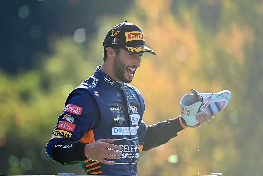 monza, Italja 12 ta' Settembru rebbieħ tat-tellieqa Daniel Ricciardo tal-Awstralja u Mcclaren F1 jiċċelebra fuq il-podju waqt il-Grand Prix tal-F1 tal-Italja fl-Autodromo di Monza fit-12 ta' Settembru, 2021 f'Monza, l-Italja ritratt minn Clive Mason formula 1formula 1 permezz ta' Getty Images