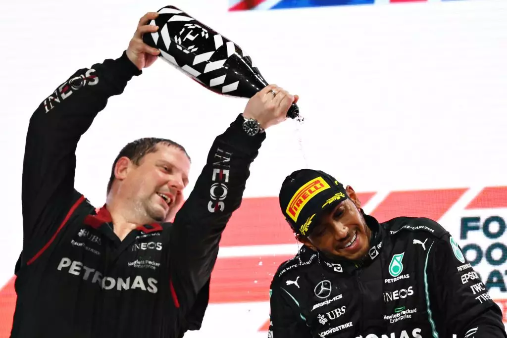 doha, Qatar Oṣu kọkanla 21 olubori ere-ije Lewis Hamilton ti Ilu Gẹẹsi nla ati mercedes gp ṣe ayẹyẹ pẹlu ọmọ ẹgbẹ kan lori podium lakoko f1 grand prix ti Qatar ni losail International Circuit ni Oṣu kọkanla ọjọ 21, ọdun 2021 ni Doha, Fọto Qatar nipasẹ awọn aworan clive masongetty