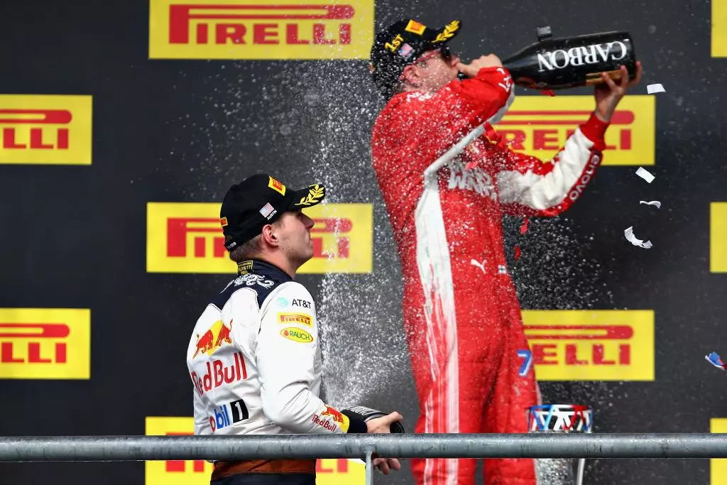 austin, tx october 21 keji gbe max verstappen ti Netherlands ati pupa akọmalu-ije sayeye pẹlu ije Winner kimi raikkonen ti finland ati Ferrari lori podium nigba United States fomula ọkan sayin prix ni Circuit ti awọn America ni October 21, 2018 in austin, United sọ fọto nipa ami thompsongetty images