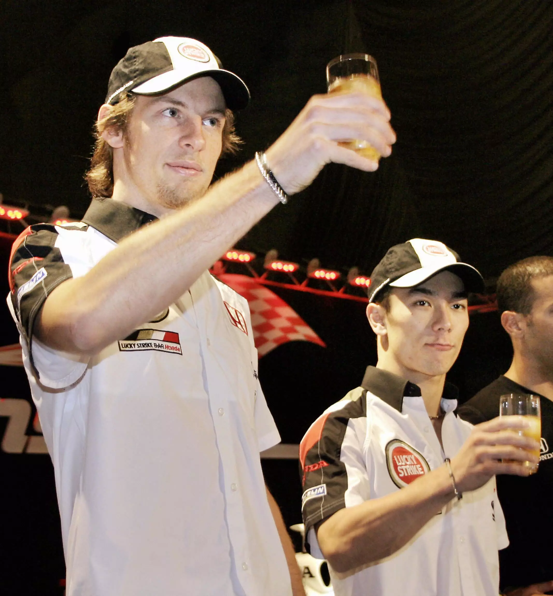 tokyo, japan agbekalẹ ọkan iwakọ jenson bọtini l of britain ati takuma sato of japan tositi nigba ti hondas motor-ije tapa si pa party ni a toyko hotẹẹli 26 Kínní 2005 hondas awakọ ati racers kó fun awọn tapa iṣẹlẹ ti odun yi afp photoyoshikazu tsuno Fọto gbese yẹ ki o ka yoshikazu tsunoafp nipasẹ awọn aworan Getty