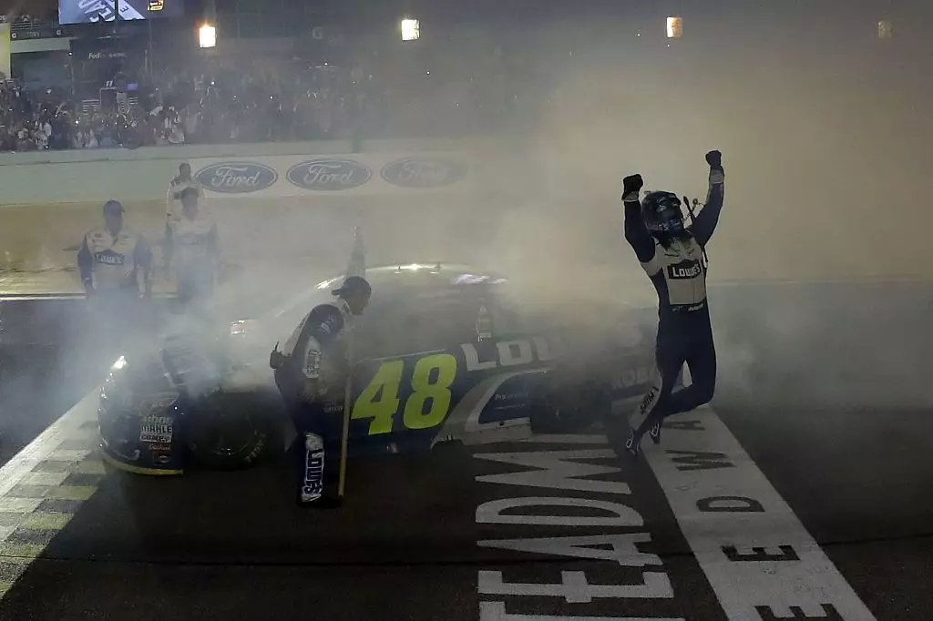 Homestead, fl 20 nëntor Jimmie Johnson, shofer i 48 lowes chevrolet, feston pasi fitoi serinë e kupave të sprintit nascar ford ecoboost 400 dhe kampionatin e serisë së kupave të sprintit nascar 2016 në autostradën e majamit, më 20 nëntor 2016 në flors sprint në shtëpi, rekord lidhëse foto e titullit të 7-të nascar nga sarah crabillgetty images