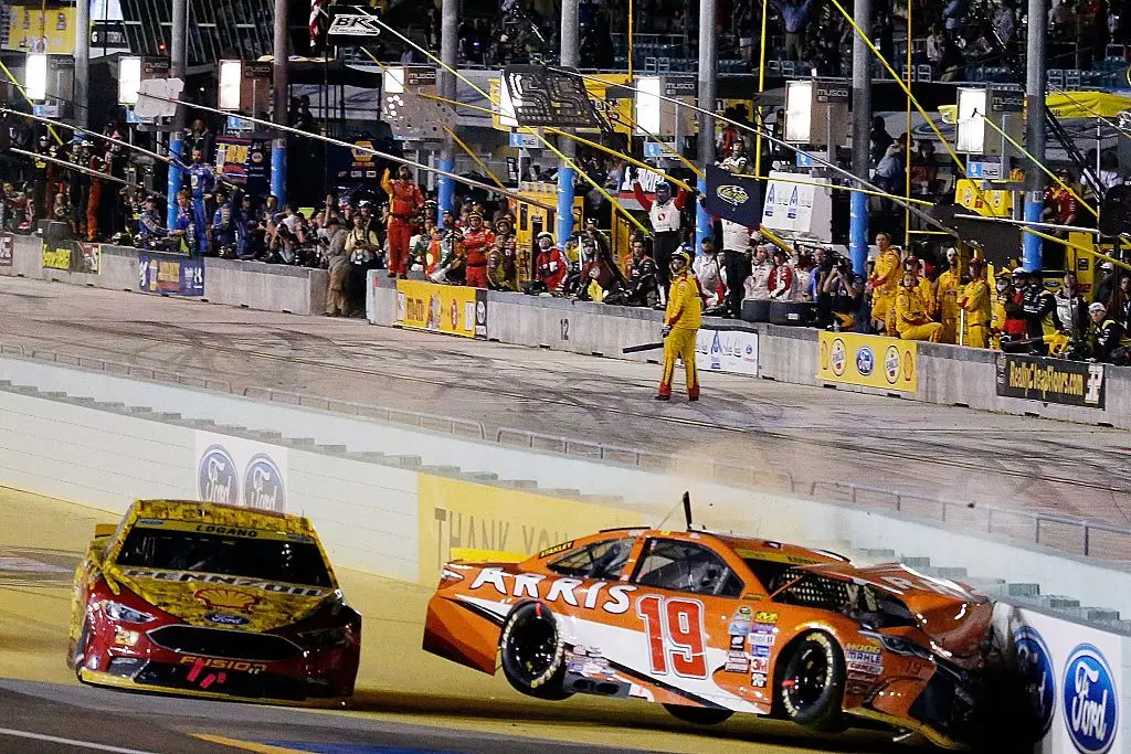 Homestead, fl november 20 uCarl Edwards, umshayeli we-19 arris toyota, ubandakanyeka esigamekweni esisendleleni ngemuva kokuxhumana no-joey logano, umshayeli we-22 shell pennzoil ford, phakathi nochungechunge lwenkomishi ye-nascar sprint i-Ford ecoboost 400 e-Homestead Miami Speedway ngoNovemba 20, 2016 endaweni yasekhaya, isithombe saseFlorida ngu-chris trotmangetty izithombe