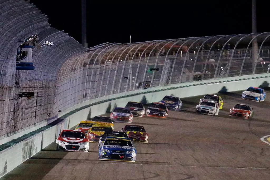 homestead, fl. november 20, jimmie johnson, vodič 48 lowes chevrolet, prevezme šachovnicovú vlajku, aby vyhral sériu nascar sprint cup ford ecoboost 400 a šampionát nascar sprint cup 2016 na homestead miami speedway 20. novembra 2016 v homestead, florida foto od Chrisa trotmangettyho obrázky