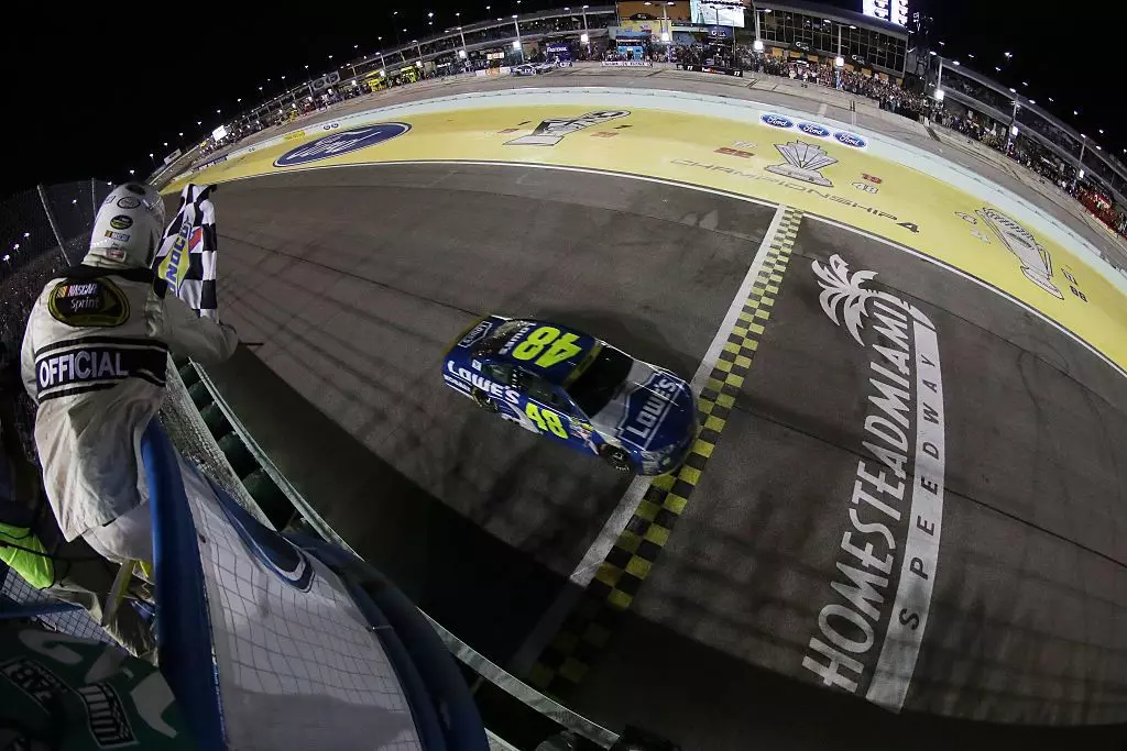 homestead, fl la 20-an de novembro jimmie johnson, ŝoforo de la 48 lowes chevrolet, prenas la kvadratitan flagon por gajni la nascar-sprint-pokalan serion Ford ecoboost 400 kaj la 2016-datita nascar-sprintan pokalan serioĉampionecon ĉe homestead miami speedway la 20-an de novembro 2016 en bieneto, florido. foto de sean gardnernascar per getty-bildoj