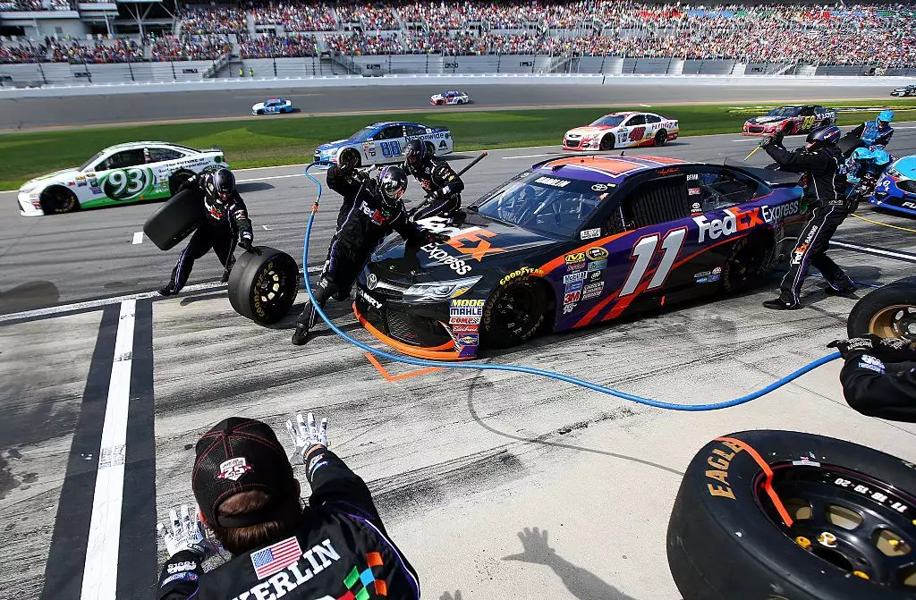 ຫາດຊາຍ daytona, fl 21 ກຸມພາ denny hamlin, ຄົນຂັບຂອງ 11 fedex express toyota, pits ໃນລະຫວ່າງການ nascar sprint cup series daytona 500 at daytona International speedway ໃນກຸມພາ 21, 2016 ໃນຫາດຊາຍ daytona, florida ຮູບພາບໂດຍ sarah crabillnascar via getty