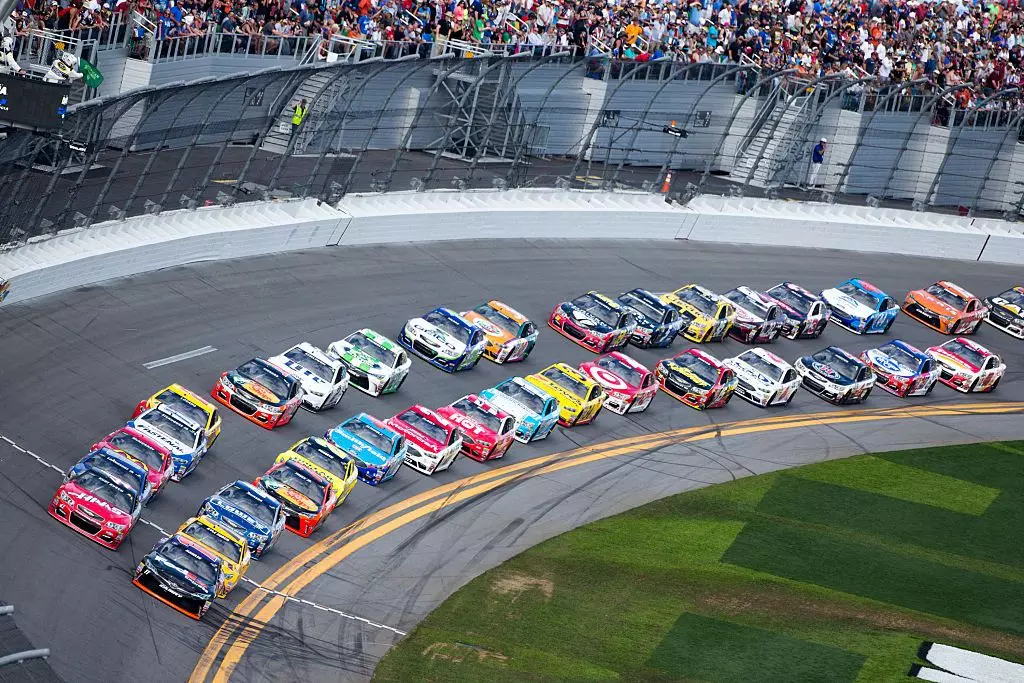 daytona beach, fl 21 feb 2016 denny hamlin 11 en kurt busch 41 nimme de griene flagge foar de daytona 500 by de daytona ynternasjonale speedway yn daytona beach, fl foto troch stephen arceicon sportswire foto troch stephen arceicon sportswirecorbisicon sportswire fia Getty Images