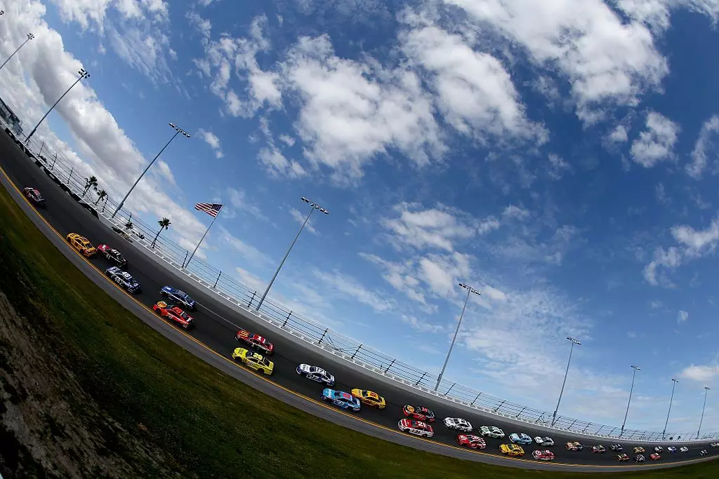 daytona beach, fl 21 febrewaris denny hamlin, bestjoerder fan de 11 fedex express toyota, liedt in pak auto's tidens de nascar sprint cup series daytona 500 by daytona international speedway op 21 febrewaris 2016 yn daytona beach, florida foto troch Sean Gardnergetty images