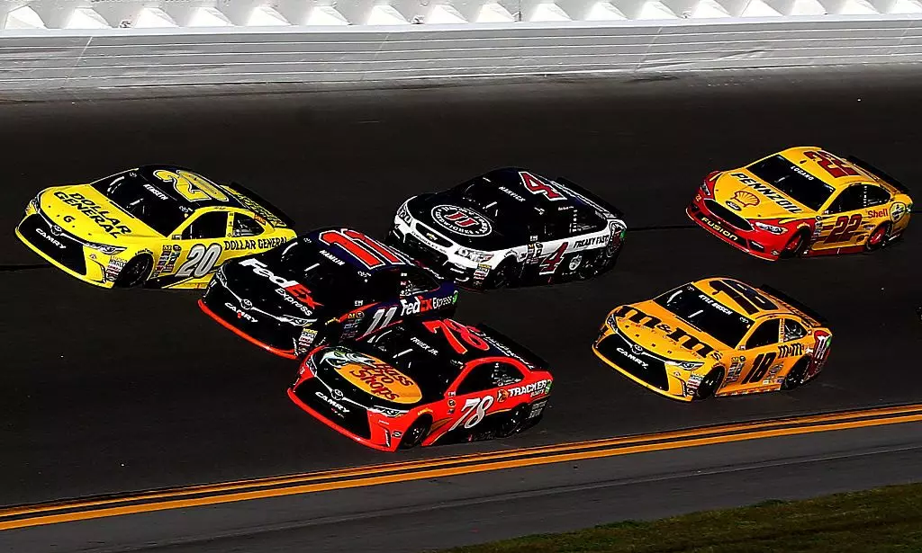 daytona beach, fl 21 febrewaris matt kenseth, sjauffeur fan 'e 20 dollar algemiene toyota, races denny hamlin, sjauffeur fan 'e 11 fedex express toyota, en martin truex jr, bestjoerder fan 'e 78 bass pro shopstracker boats toyota, foarút fan it fjild tidens de nascar sprint cup series daytona 500 by daytona international speedway op 21 febrewaris 2016 yn daytona beach, florida foto troch Sean Gardnergetty