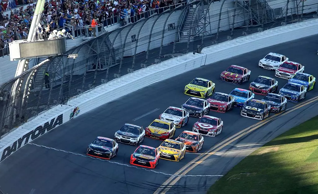 daytona beach, fl 21 febrewaris denny hamlin, sjauffeur fan 'e 11 fedex express toyota, nimt de geruite flagge foar martin truex jr, bestjoerder fan' e 78 bass pro shopstracker boats toyota, om de nascar sprint cup series daytona 500 te winnen op daytona international speedway op 21 febrewaris 2016 yn daytona beach, florida foto troch jerry marklandgetty images