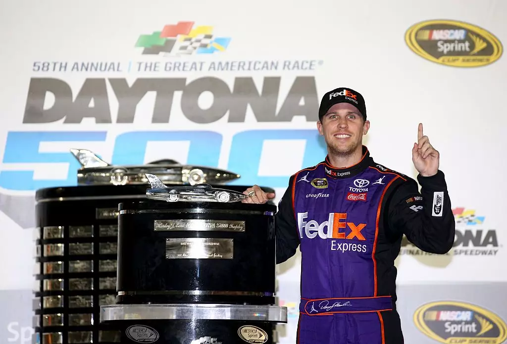 daytona beach, fl 21 febrewaris denny hamlin, bestjoerder fan de 11 fedex express toyota, fiert mei de harley j earl trofee yn oerwinningsbaan nei it winnen fan de nascar sprint cup series daytona 500 op daytona ynternasjonale speedway op 21 febrewaris 2016 yn daytona beach, florida foto troch sarah crabillnascar fia Getty Images