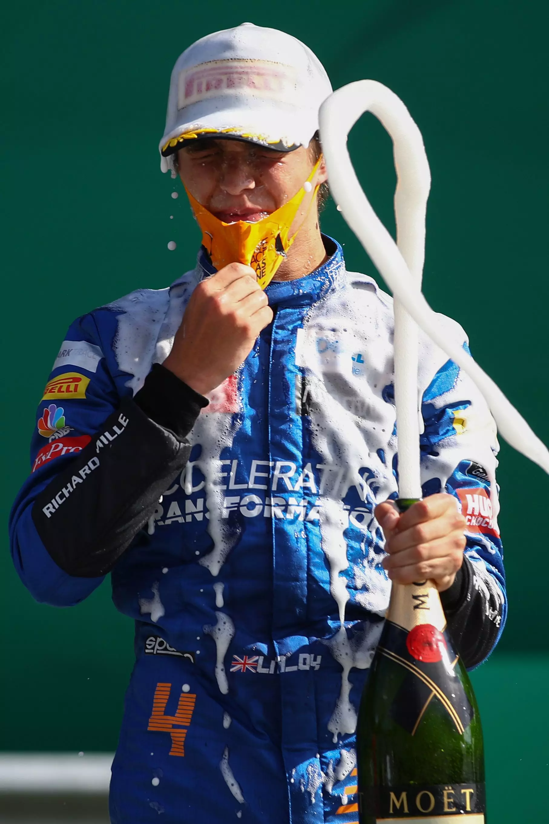 แม็คลาเรนส์ นักแข่งชาวอังกฤษ แลนโด นอร์ริส ฉลองด้วยแชมเปญบนโพเดียมหลังจากการแข่งขัน Formula One Grand Prix ของออสเตรีย เมื่อวันที่ 5 กรกฎาคม 2020 ที่เมืองสปีลเบิร์ก ภาพถ่ายของ มาร์ก ทอมป์สัน พูล afp รูปภาพโดย มาร์ก ทอมป์สันพูลลาฟ ผ่าน Getty Images