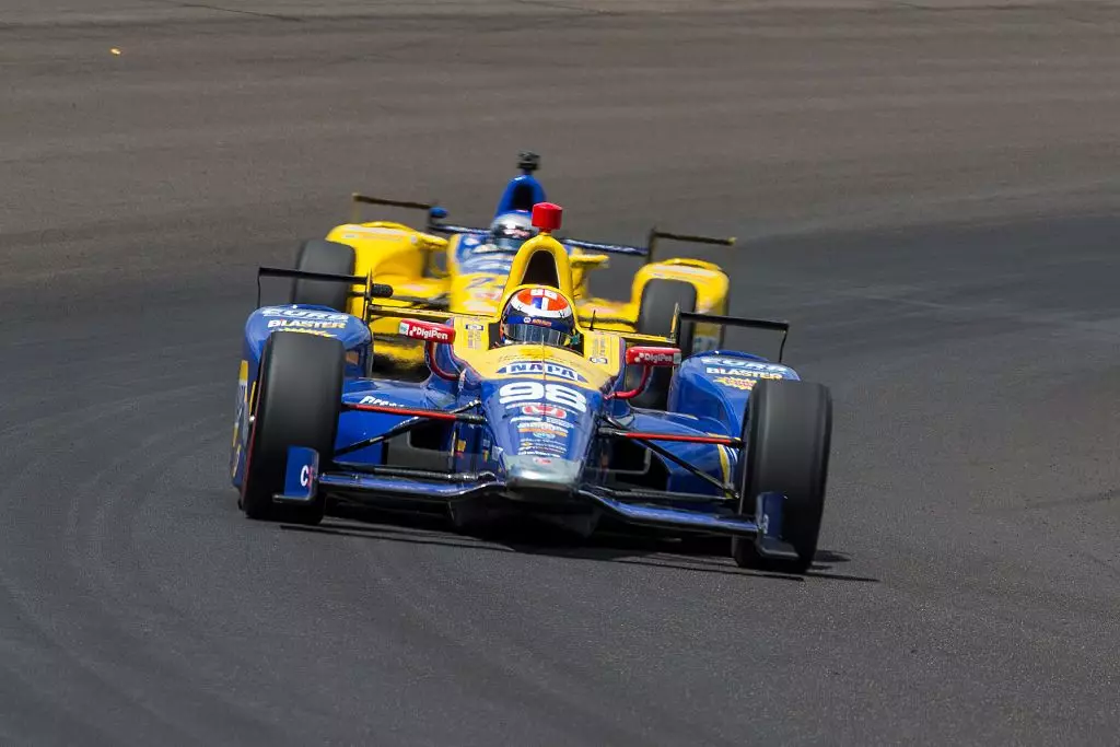 29 may 2016-cı il indycar sürücüsü alexander rossi 98 hərəkətdə 100-cü indianapolis 500-ün indianapolis avtomobil sürət yolunda sürətlə qaçışı, fotoşəkildə dan sangericon sportswire tərəfindən getty images vasitəsilə