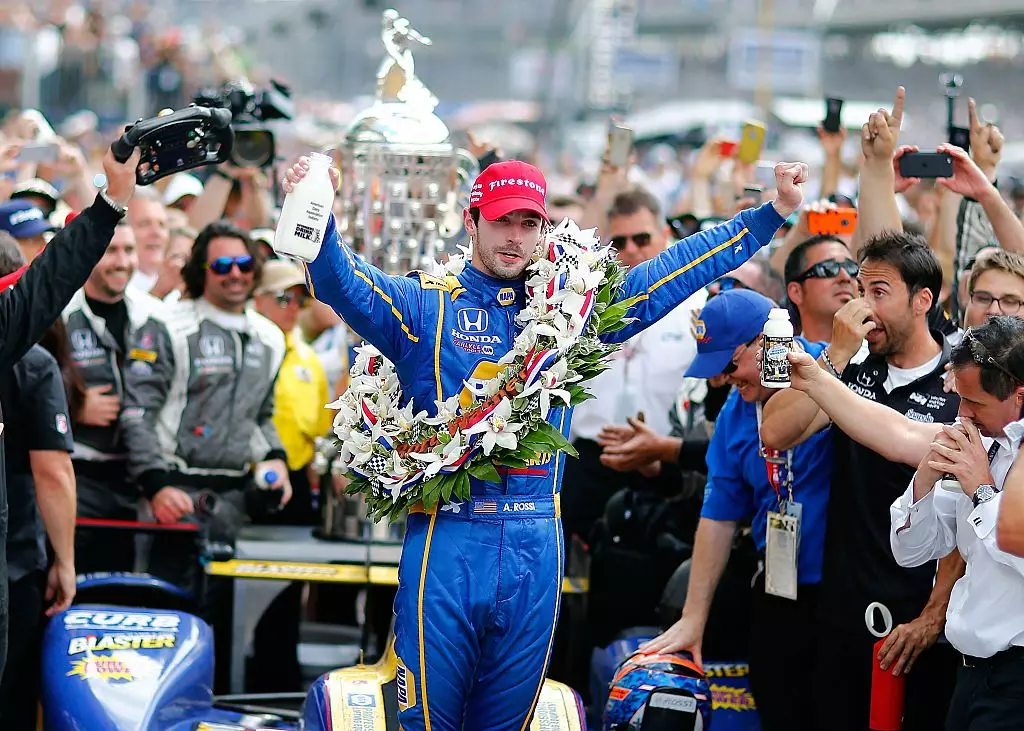 indianapolis, gegužės 29 d. Alexandra Rossi, 98 andretti herta autosporto vairuotojas Napa Dallara Honda švenčia pergalės ratą po to, kai laimėjo 100-ąsias Indianapolio 500 mylių lenktynes Indianapolio greitkelyje 2016 m. gegužės 29 d.