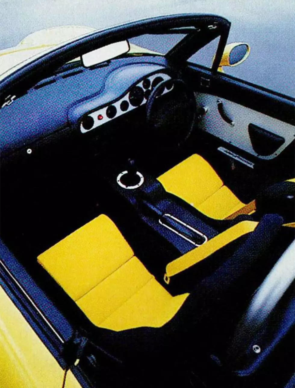 Véhicule à moteur, Jaune, Partie de direction, Volant, Voiture de sport, Partie de fenêtre automobile, Voiture en kit, Supercar, Caoutchouc synthétique,