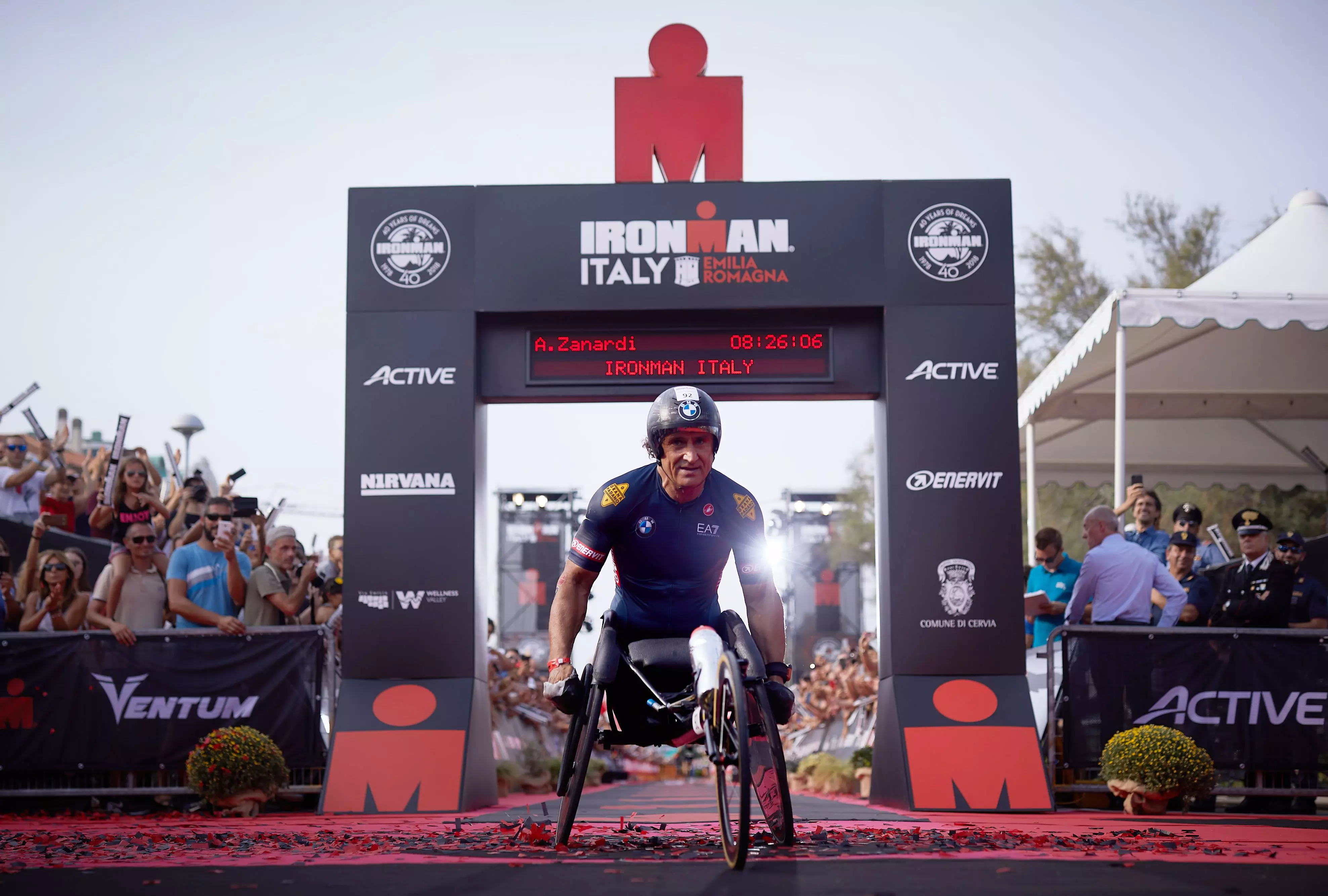 cervia, Olaszország, szeptember 22. Az egykori olasz Forma-1 és atléta, Alex Zanardi a célba érkezik, új rekordot megdöntve az Ironman emilia romagna kerékpáros pályáján 2018. szeptember 22-én Cerviában, Olaszország fotó: gonzalo arroyo morenogetty images for ironman