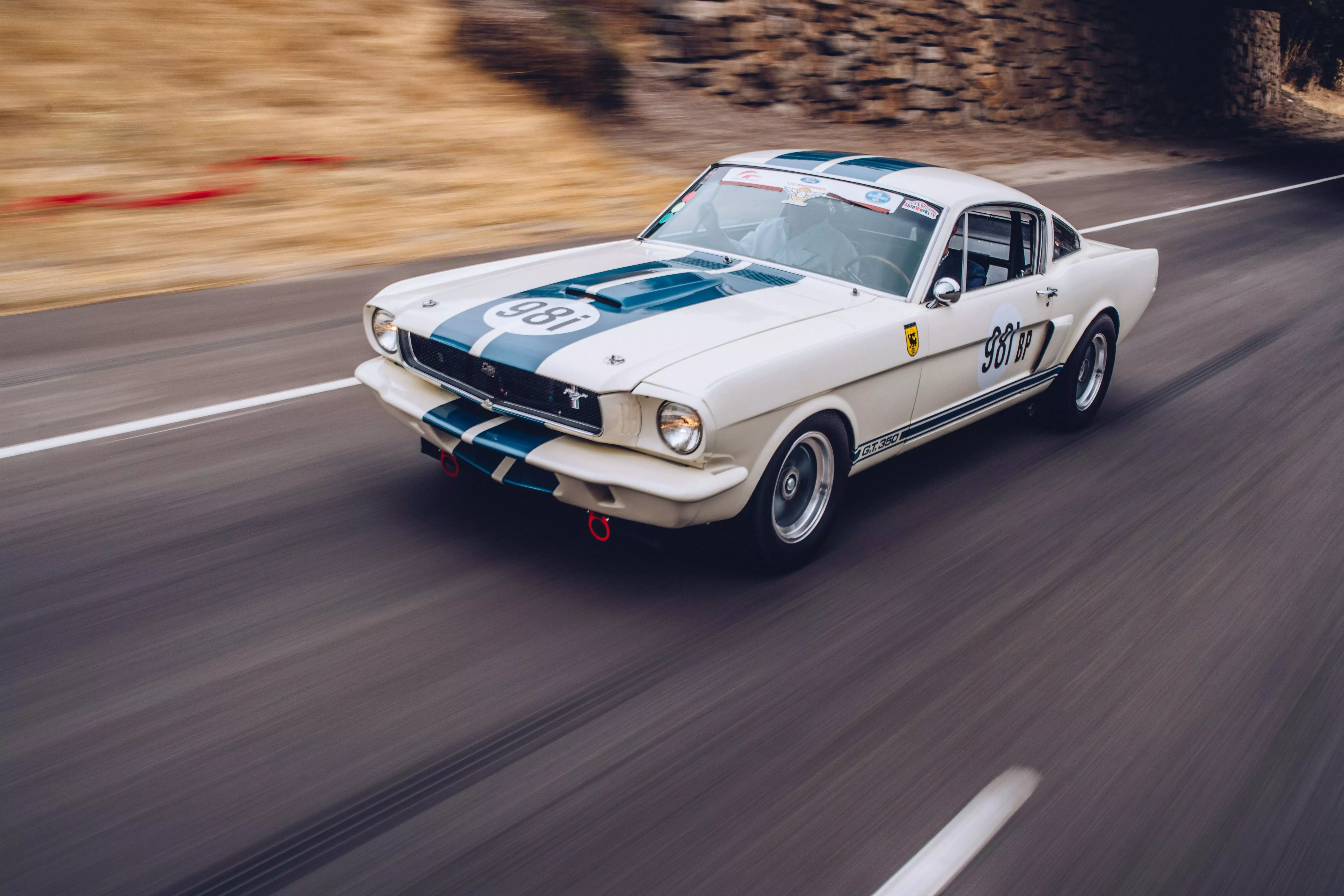 Әлемдегі ең мінсіз 1965 Ford Mustang Shelby GT350R көлігін жүргізу