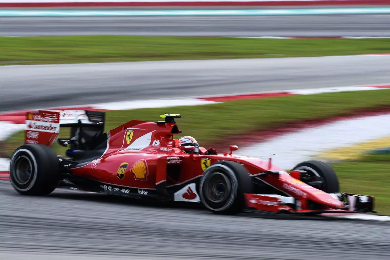 Kimi Raikkonen jaag deur 'n hoek tydens die Formule een Maleisiese Grand Prix in Sepang