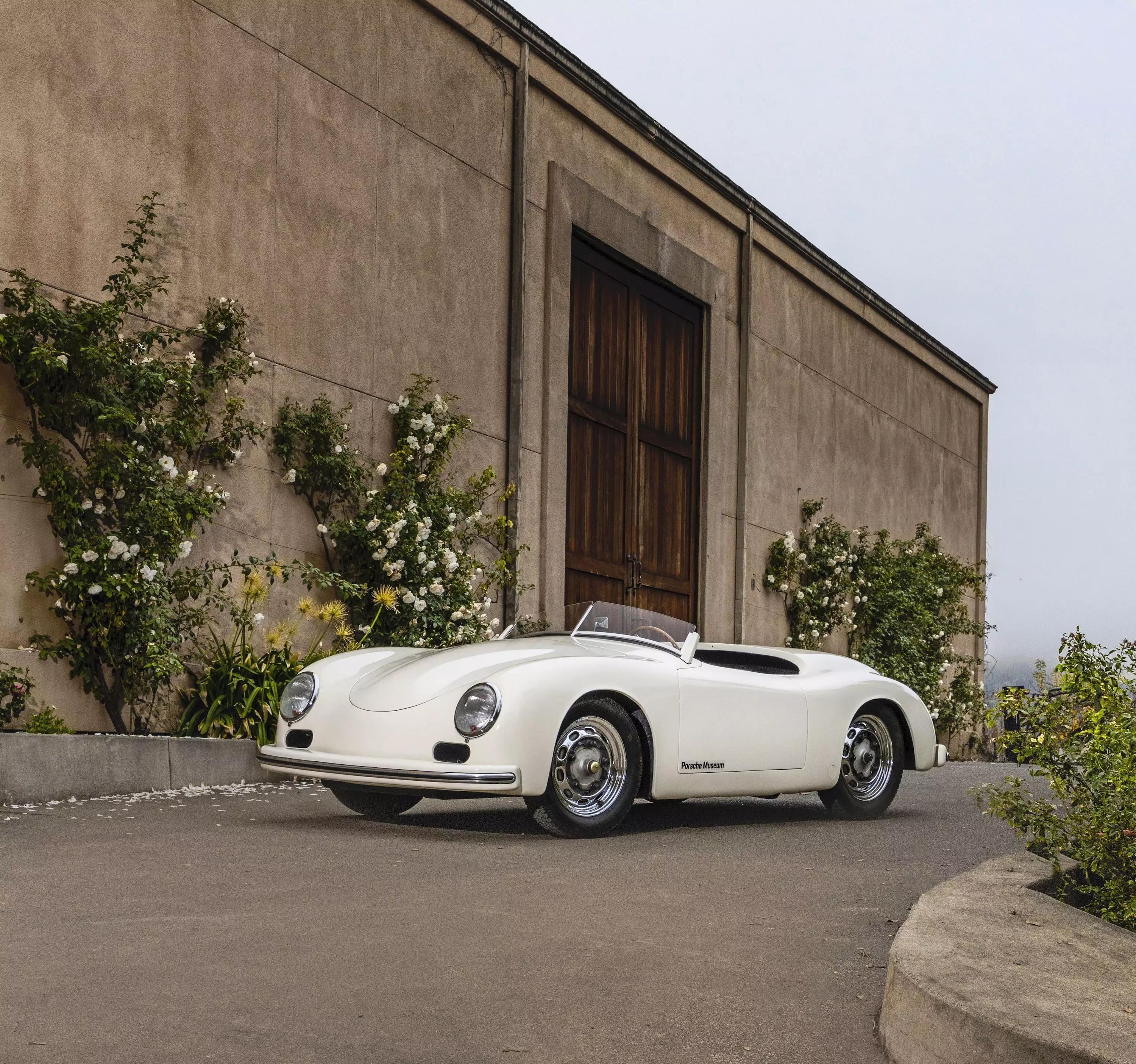 400 万ドルの 1956 年式ポルシェ 356 ロードスターを雨の中運転する