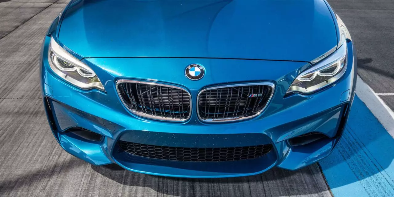 BMW M2 యొక్క తేలికైన, వేగవంతమైన సంస్కరణను వండవచ్చు