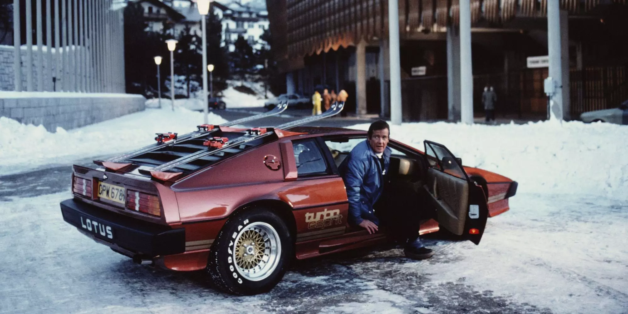 Англискиот актер Роџер Мур позира како 007, со Lotus Esprit Turbo, на сетот на филмот за Џејмс Бонд „Само за твоите очи“ во Кортина д'Ампецо, Италија, март 1981 година. (Фотографија на Кит Хемшер/Гети Имиџис)