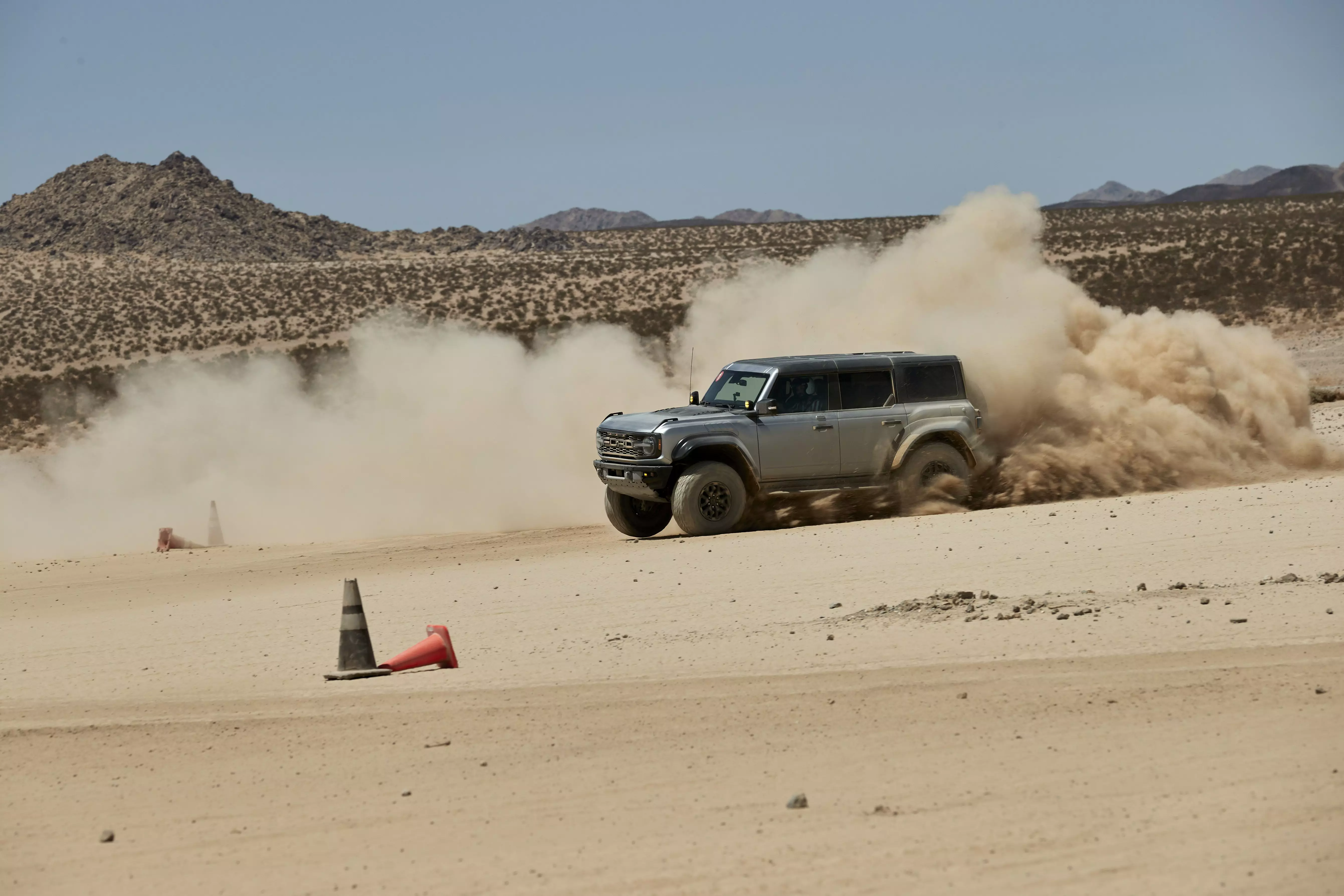 Ford Bronco Raptor krijon një shteg masiv me rërë
