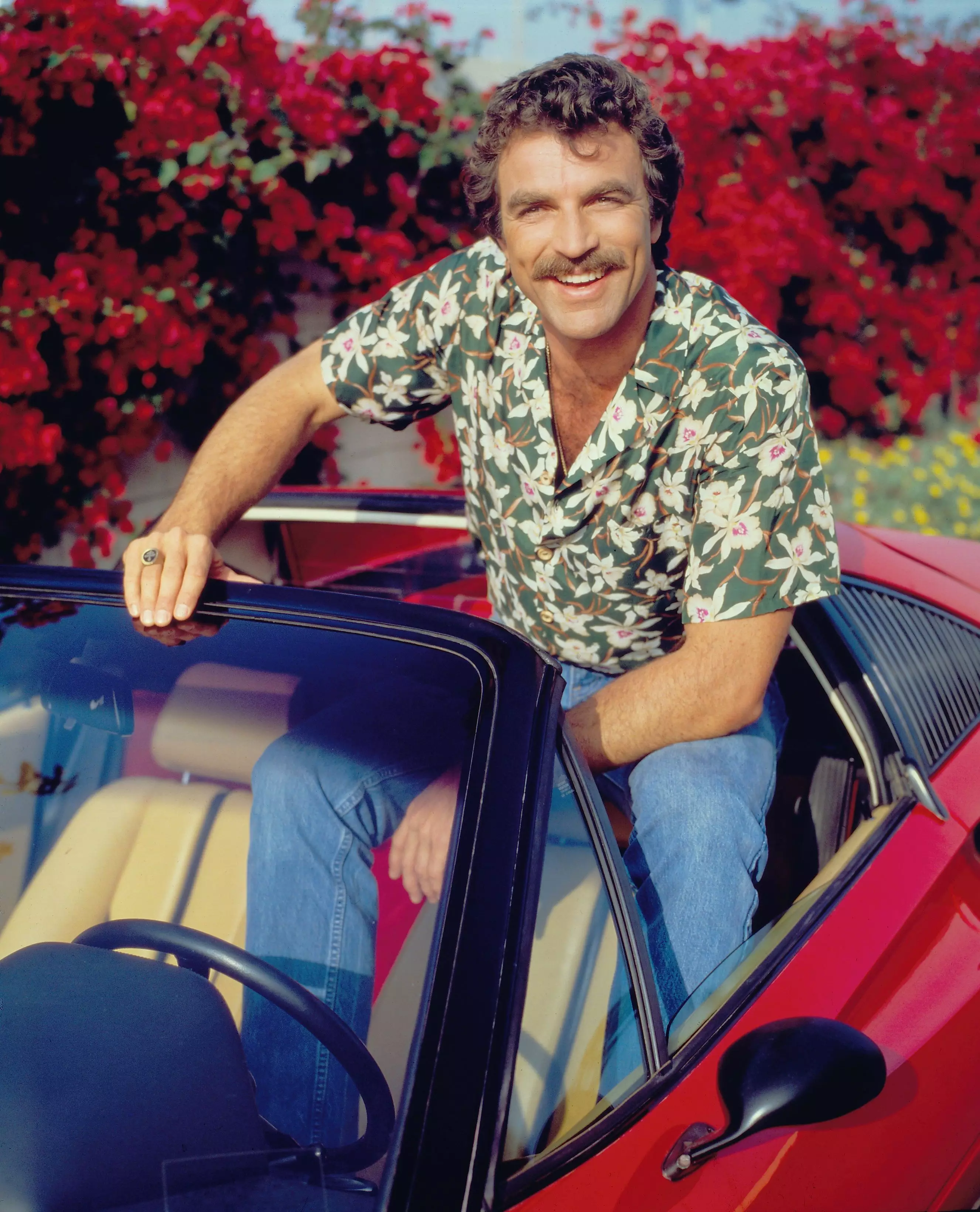 los angeles ionawr 1 actor tom selleck ser fel thomas sullivan magnum ar y gyfres deledu cbs magnum, pi mae o mewn ferrari coch 308 ac yn gwisgo crys print blodau Hawaiaidd delwedd dyddiedig Ionawr 1, 1984 llun gan cbs via getty images