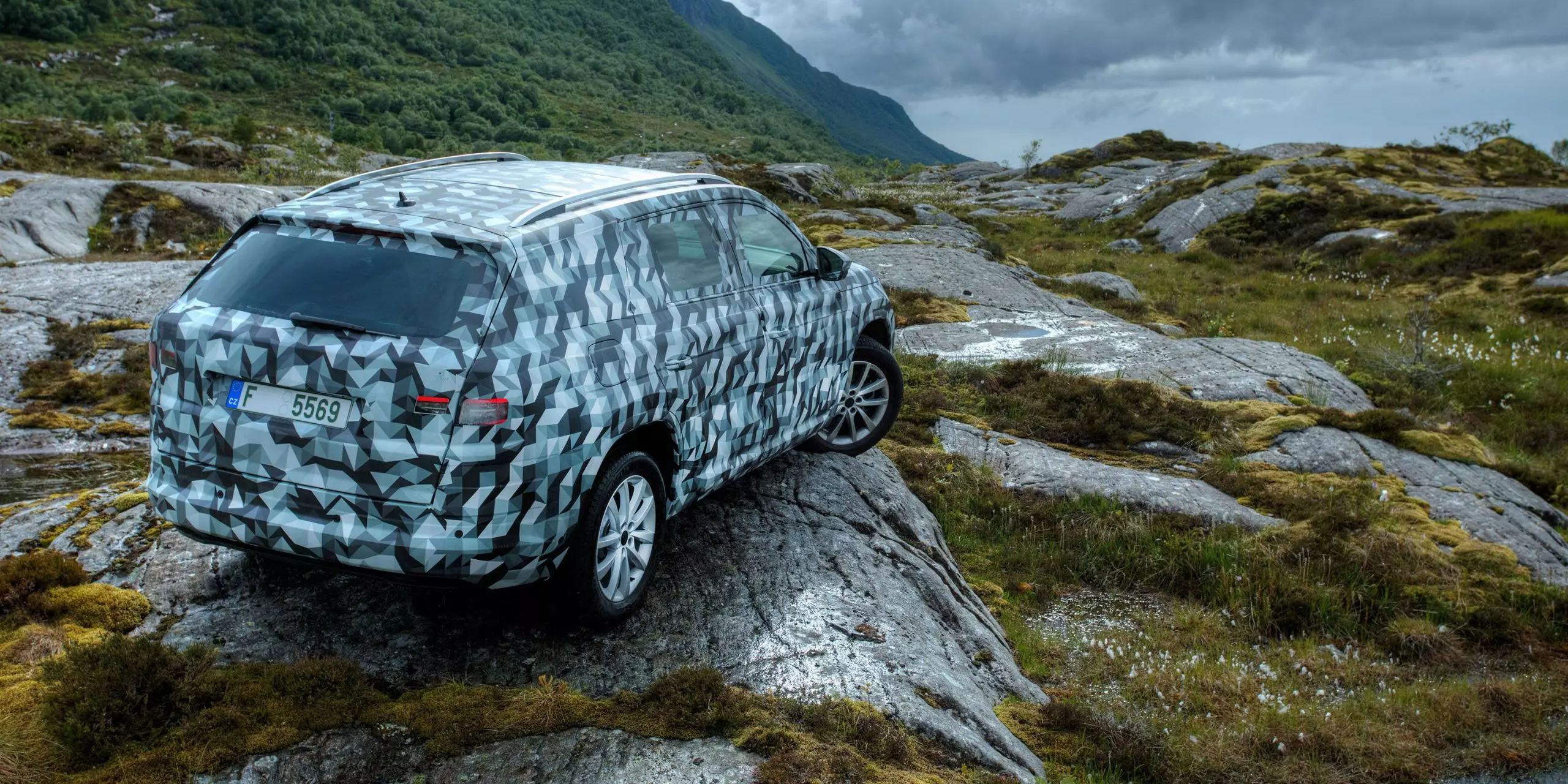 Carro, Exterior automotivo, Highland, Aro, Peça de automóvel, Porta do veículo, Terreno, Cordilheira, Bedrock, Veículo utilitário esportivo,