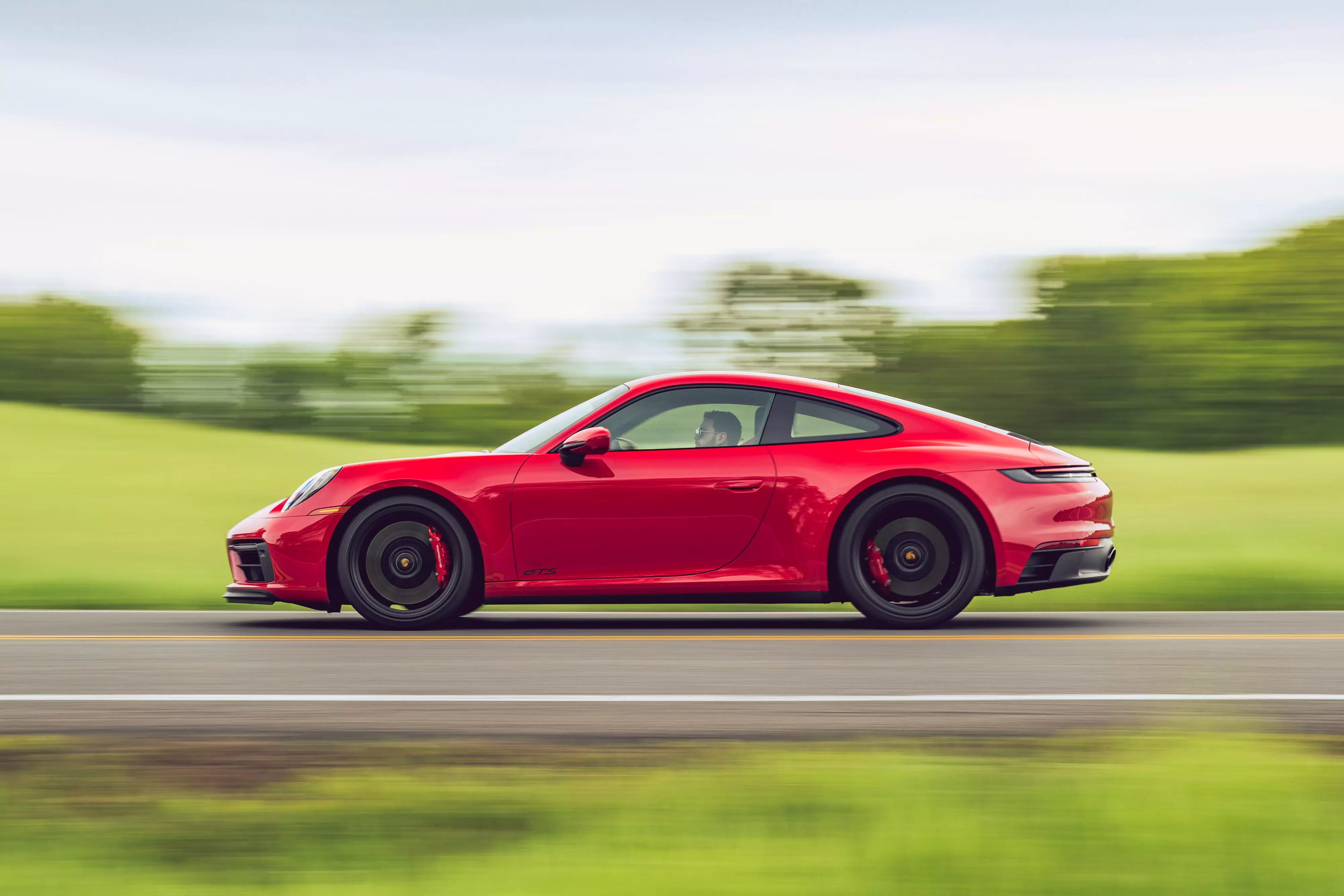 Porsche 911 carrera 4 gts coupé rossa del 2022