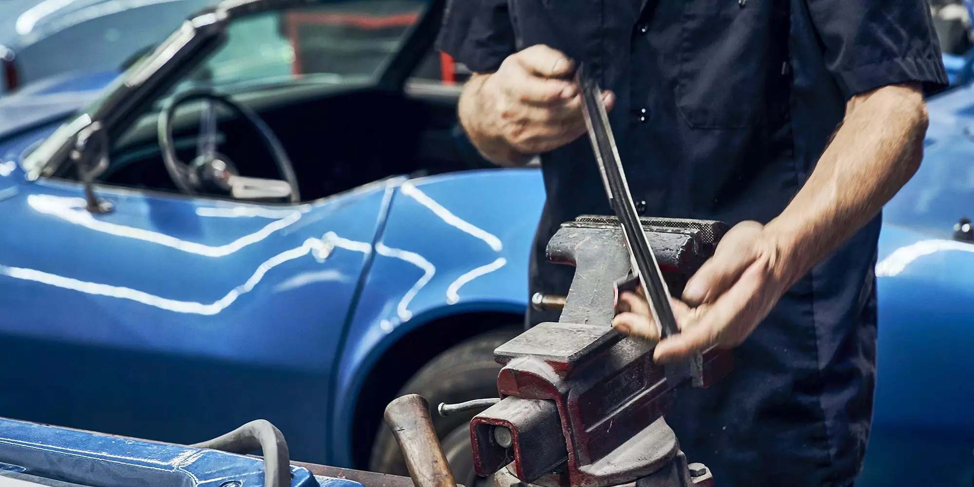 Veículo motorizado, porta do veículo, veículo, capô, carro, pára-brisa, peça de automóvel, mão, peça de janela automotiva, pára-choques,