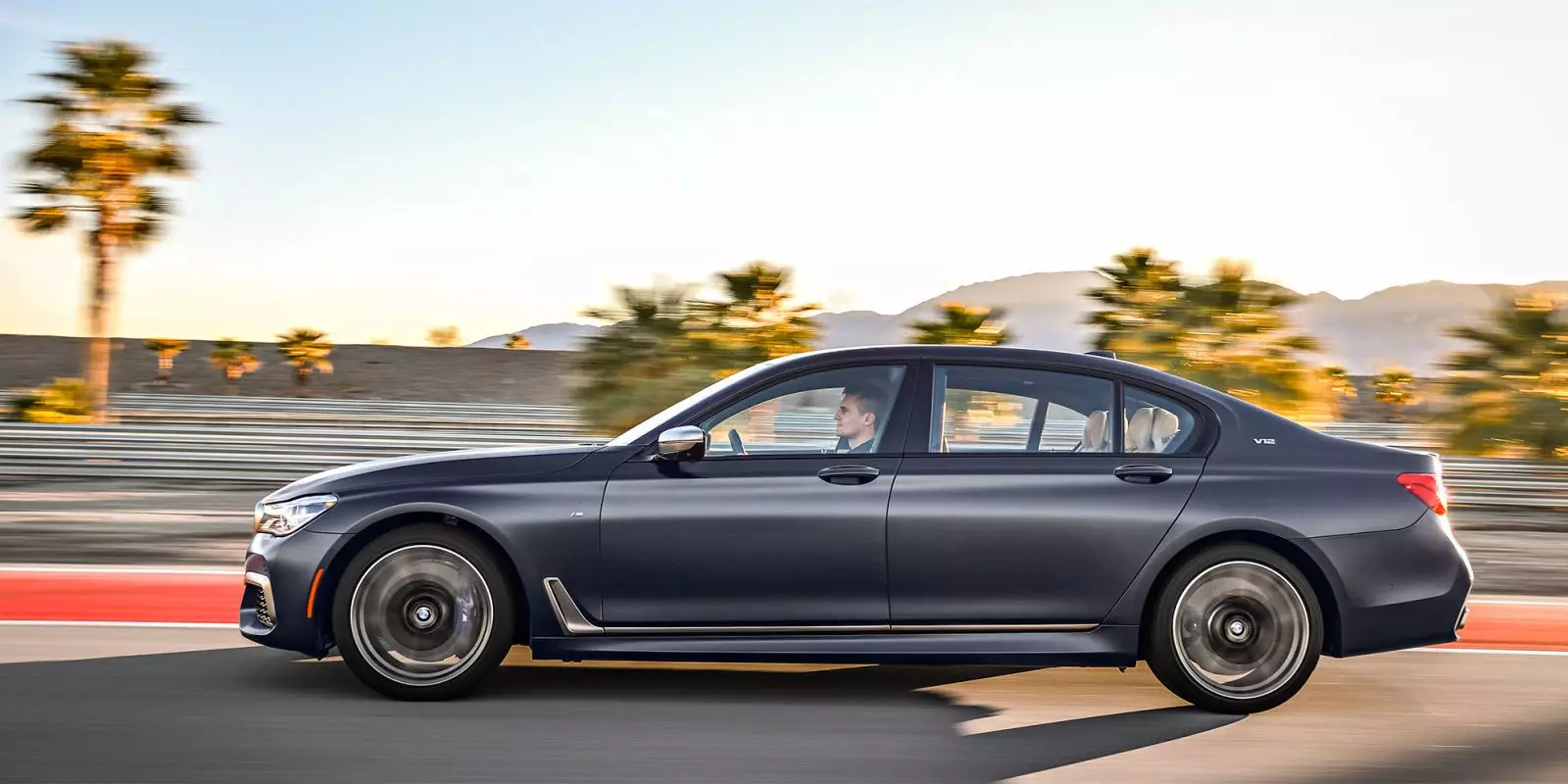 Ổ đĩa đầu tiên: BMW M760i xDrive 2017