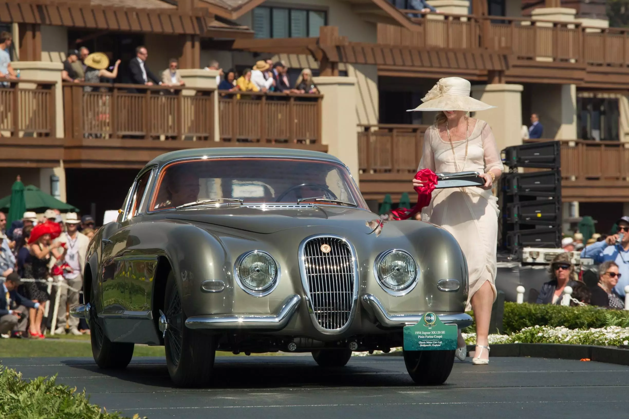 Modalità di trasporto, Veicolo, Auto d'epoca, Cappello, Auto d'epoca, Auto, Sistema di ruote automobilistico, Classico, Cappello da sole, Veicolo di lusso,