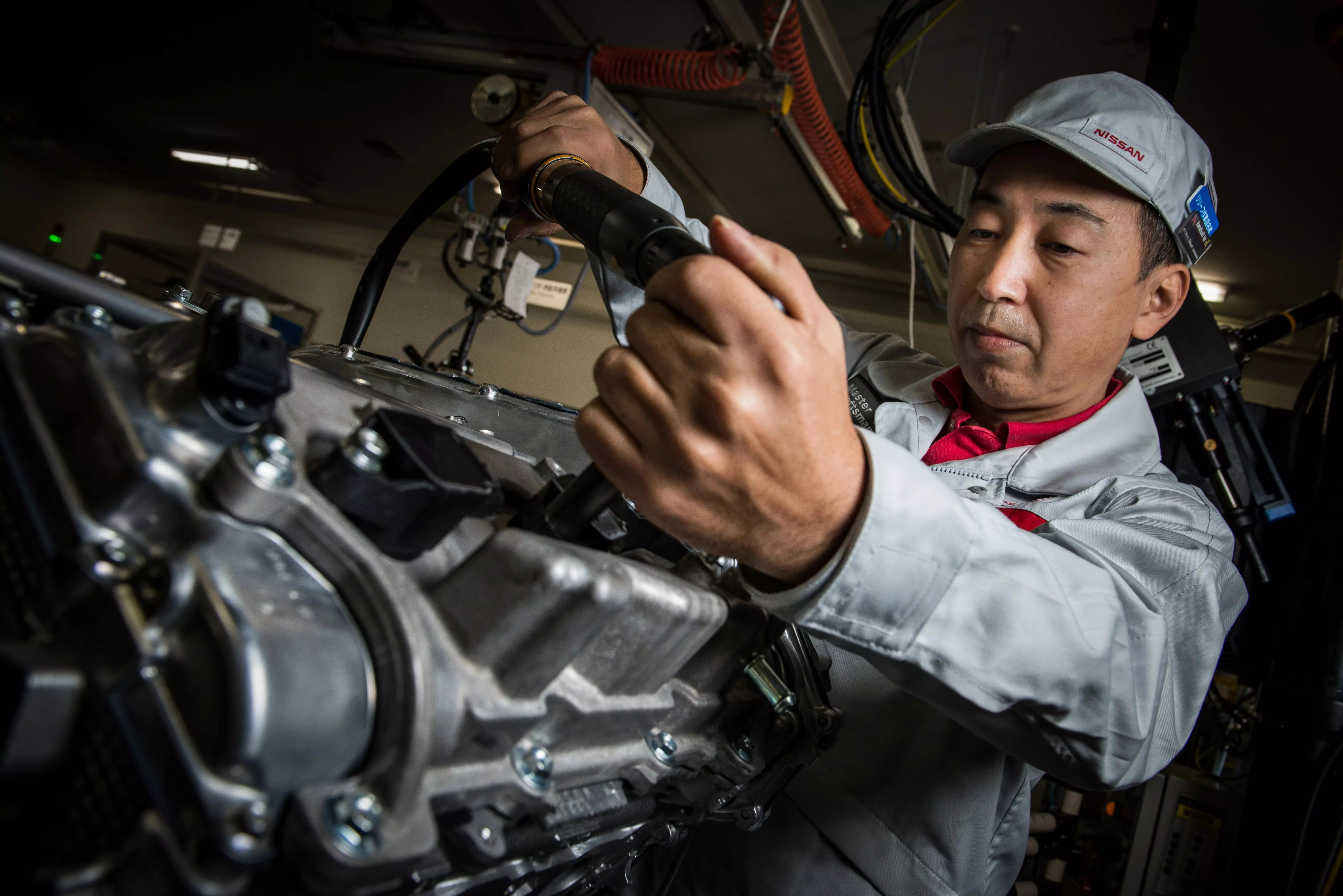 nowy jork 23 marca 2016 r. – ręcznie zbudowany 38-litrowy twin turbo v6 leży w sercu każdego Nissana GT r każdy silnik w 2017 GT R jest montowany przez jednego z pięciu mistrzów rzemiosła – nazywamy ich takumi – w fabryce Nissana w Yokohamie, Japonia na zdjęciu to takumi takumi kurosawa