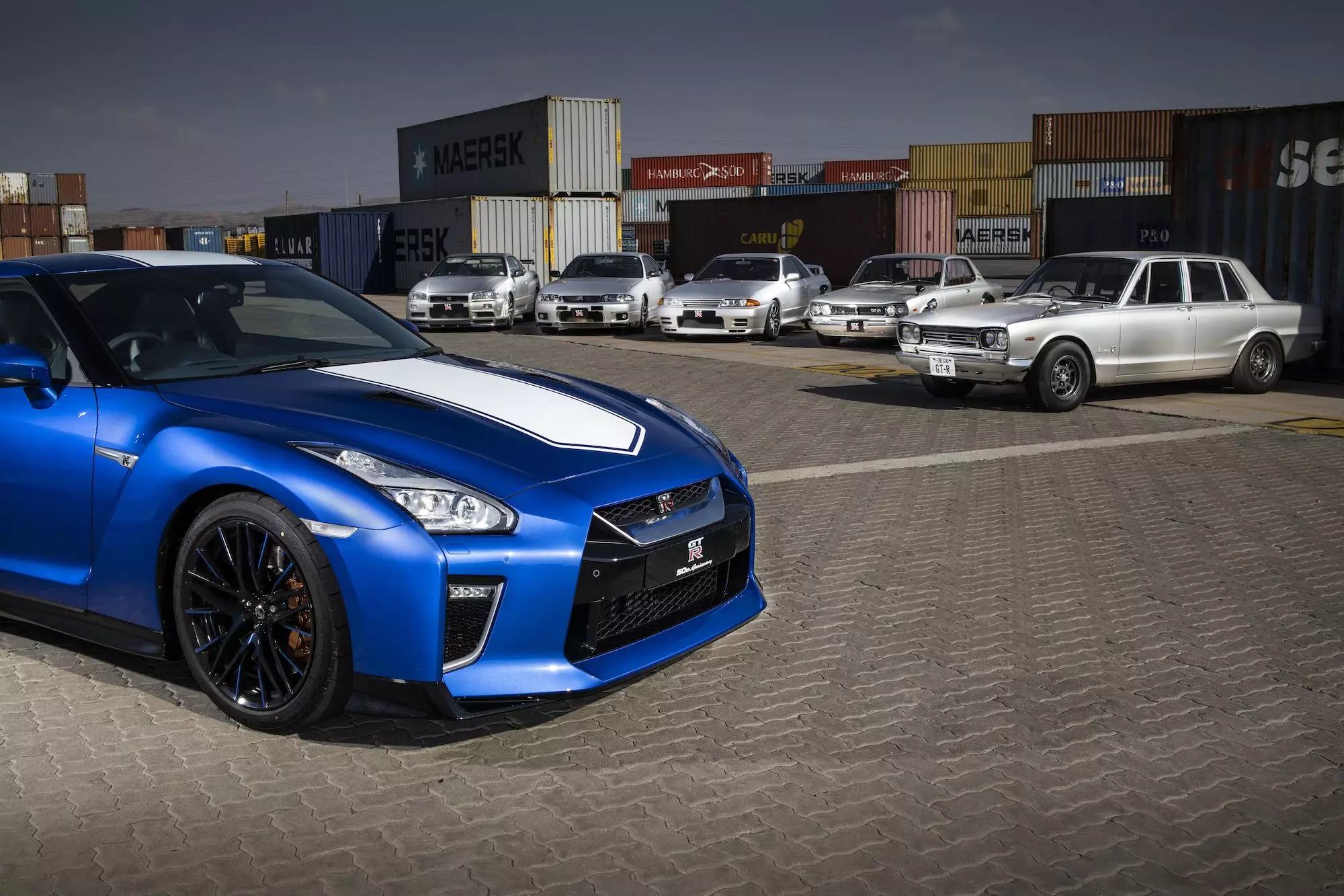 Nissan GT-R: Cov Neeg Yuav Phau Ntawv Qhia rau Txhua Tiam