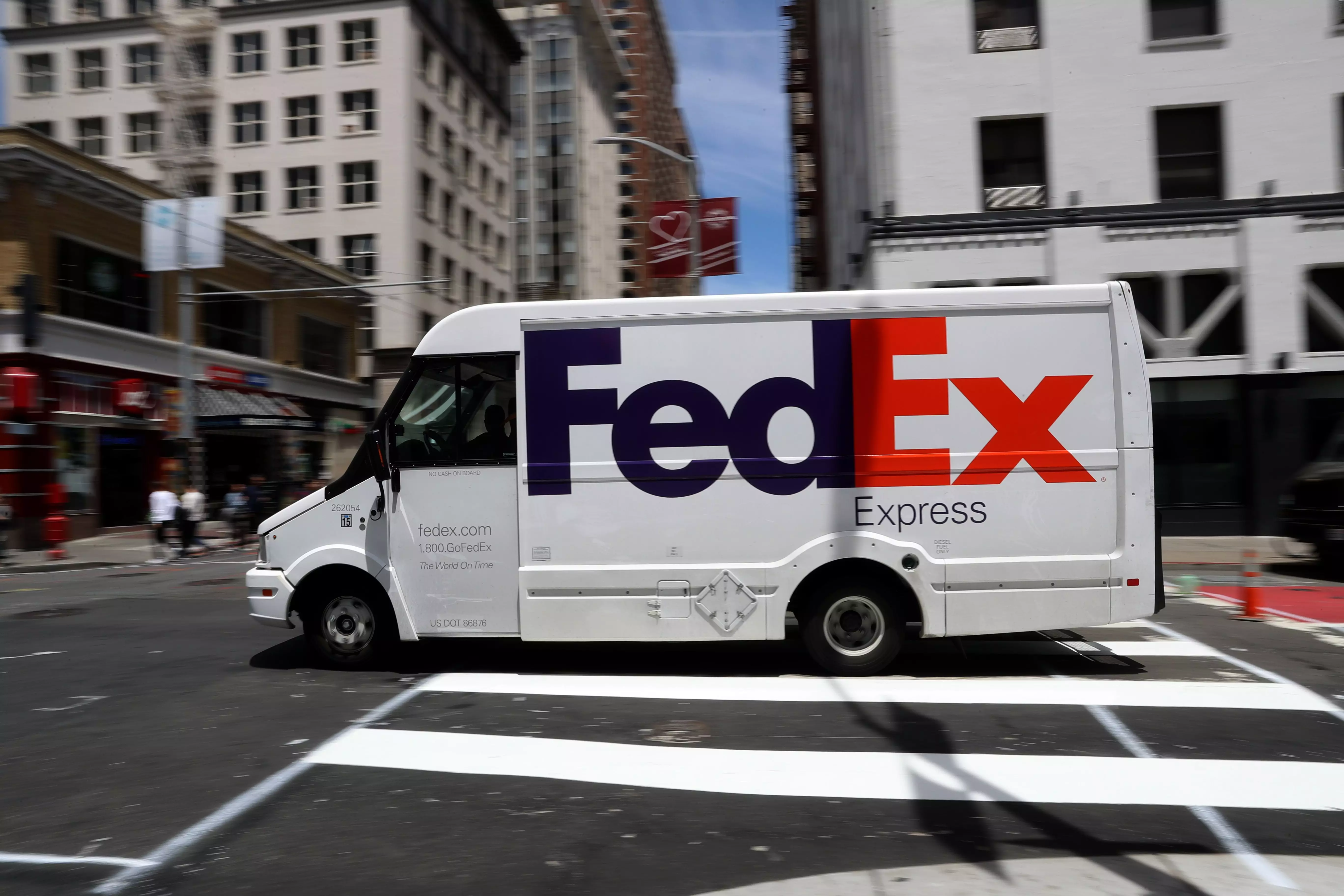 Fedex padit qeverinë federale për zbatimin e ndalimeve të eksporteve