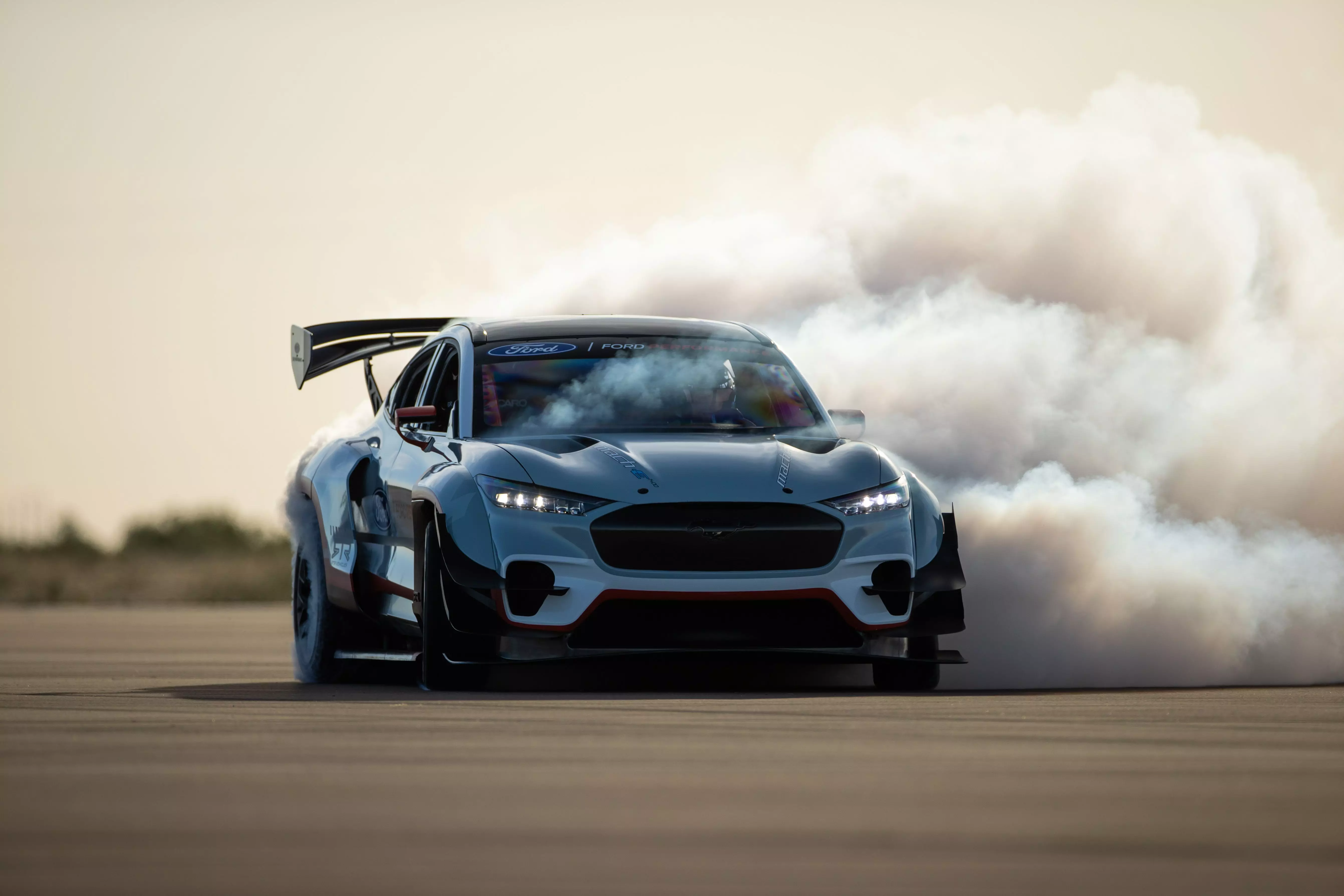 Ang Ford Mustang Mach-E 1400 Usa ka Electric Drift Machine