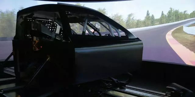 Yuav ua li cas Toyota's Racing Simulators yog tsim kom muaj tsheb zoo dua