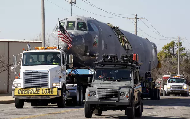 b52 stratofortress ачааны машин дээр