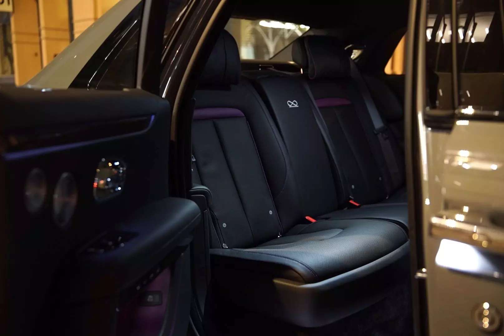 Čierny odznak Rolls Royce Ghost z roku 2022
